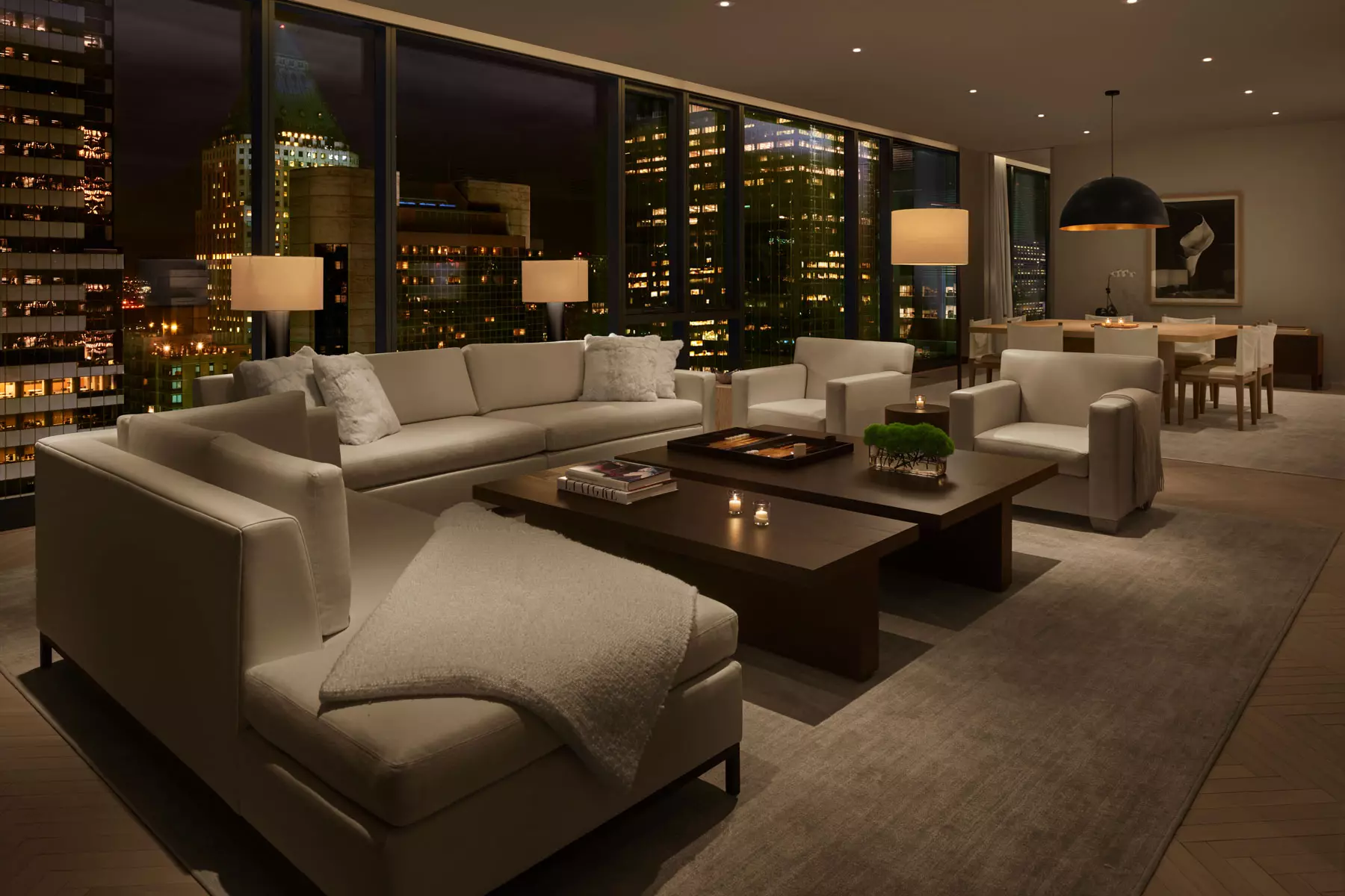 Ruang tamu Penthouse di malam hari di The Times Square EDITION