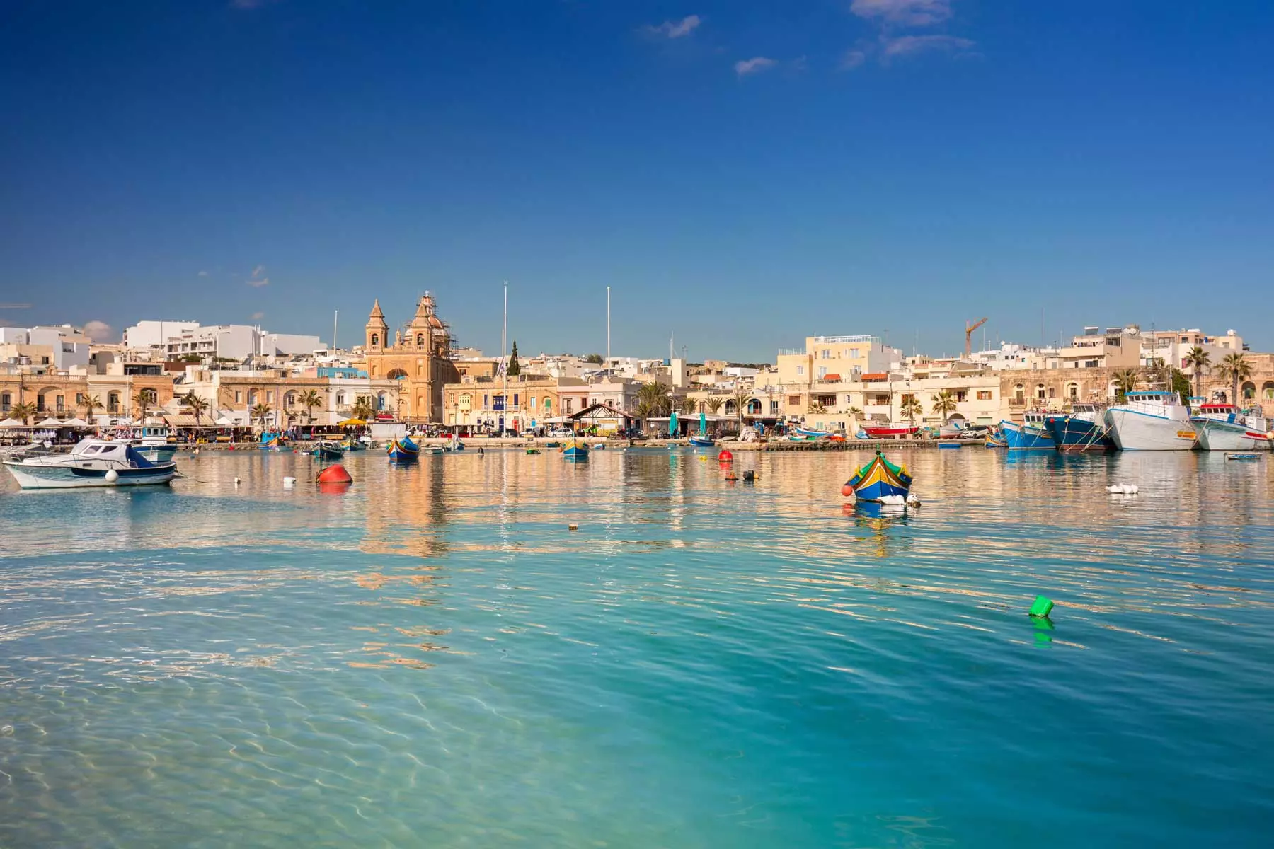 Plava laguna u mediteranskom selu Marsaxlokk, Malta