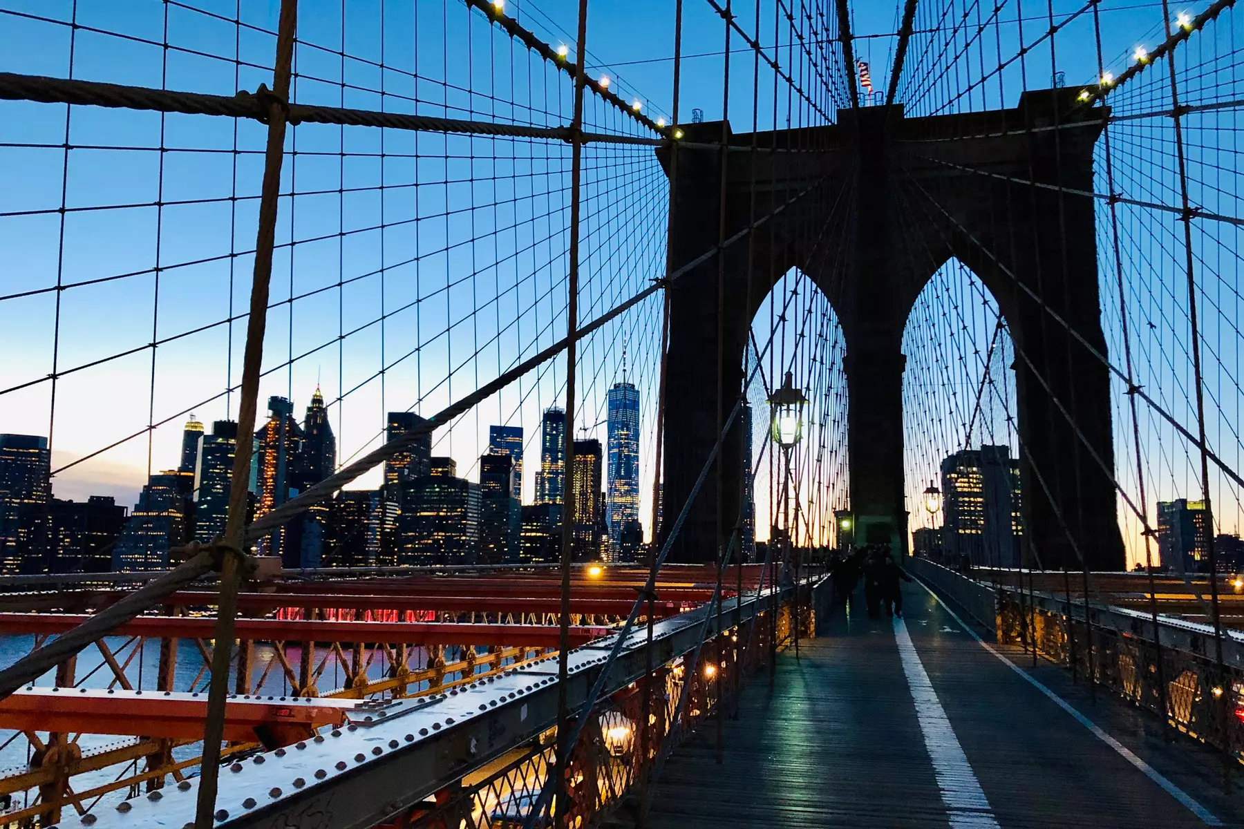 Brilho do horizonte noturno da ponte do Brooklyn