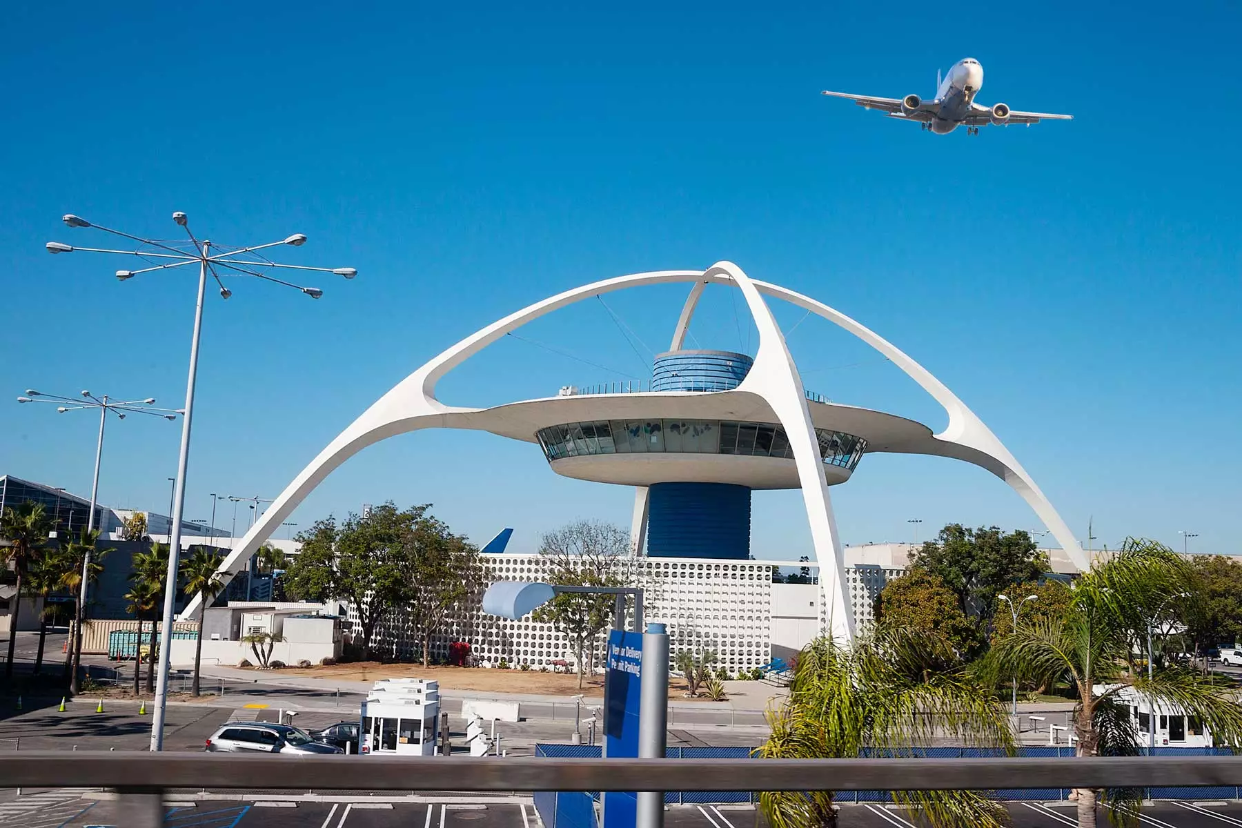 Avión sobrevoando o aeroporto internacional de Los Ángeles.