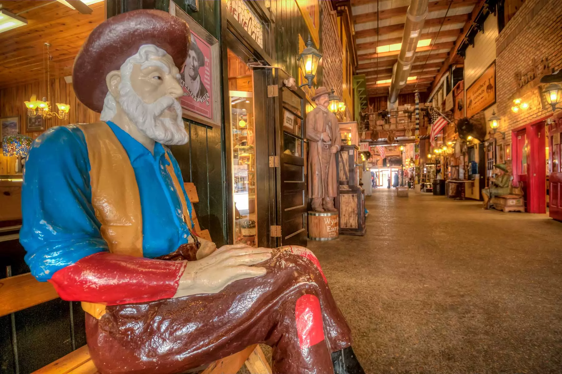 Una estatua de un anciano blanco con ropa occidental en Wall Drug, Dakota del Sur