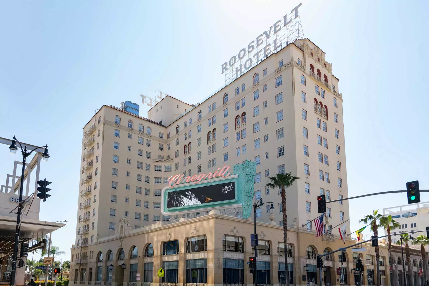Una vista dell'hotel Hollywood Roosevelt su Hollywood Blvd
