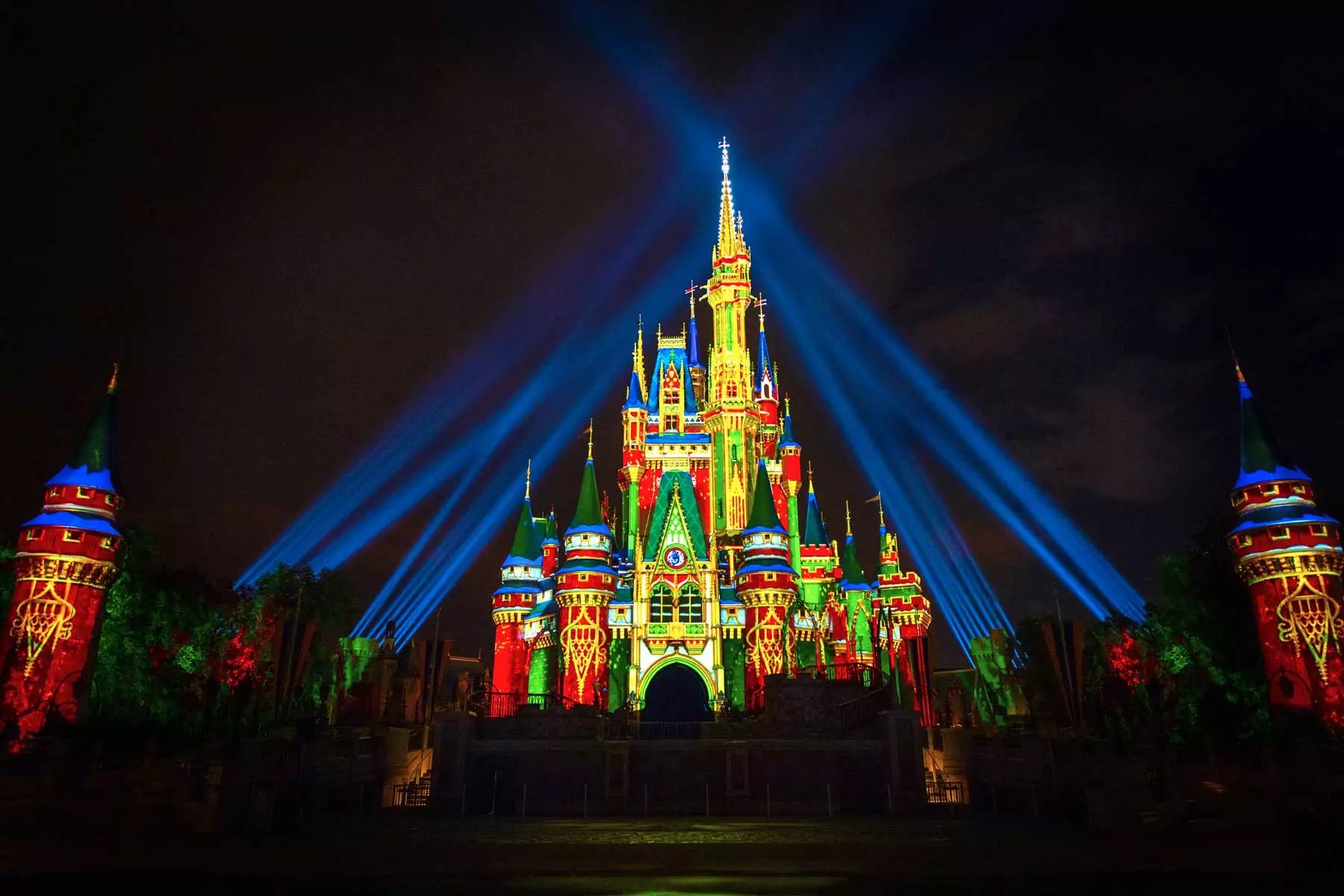 Cinderella Castle ku Magic Kingdom ndi chithunzi chojambulidwa cha Khrisimasi Chokongoletsera pamenepo