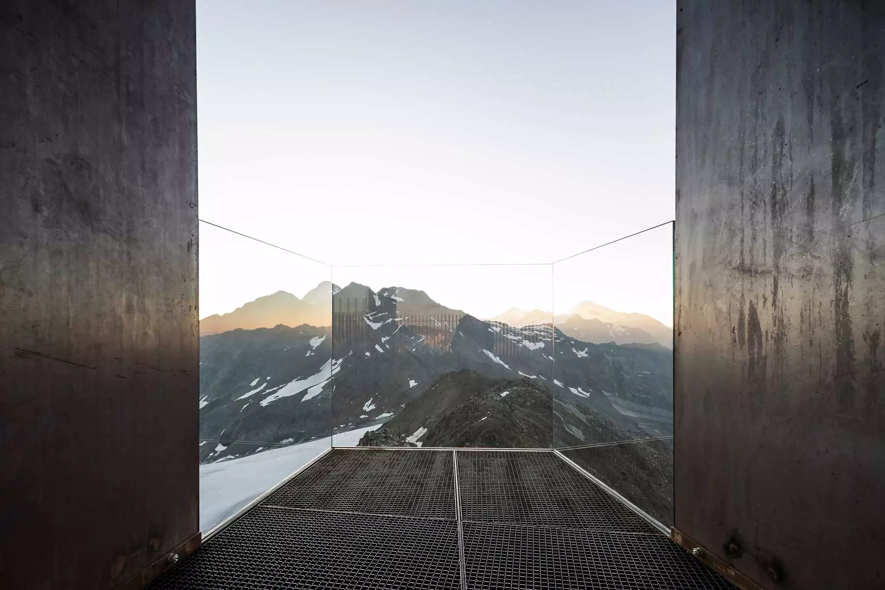 Jedwali la kisasa la uchunguzi wa muundo juu ya barafu, mradi wa Ötzi Peak 3251m na mtandao wa noa*