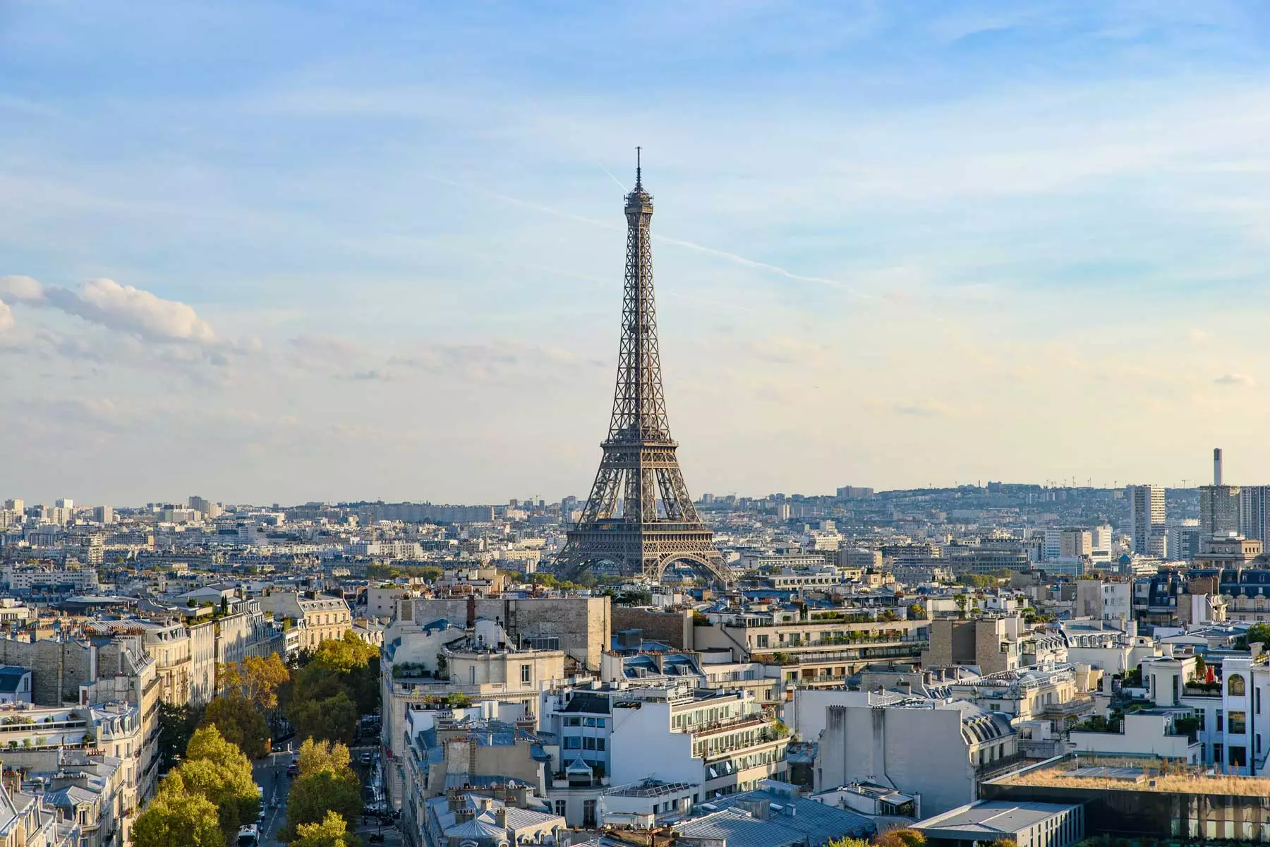 Pemandangan Menara Eiffel dari Arc de Triomphe di Paris, Prancis pada hari yang cerah