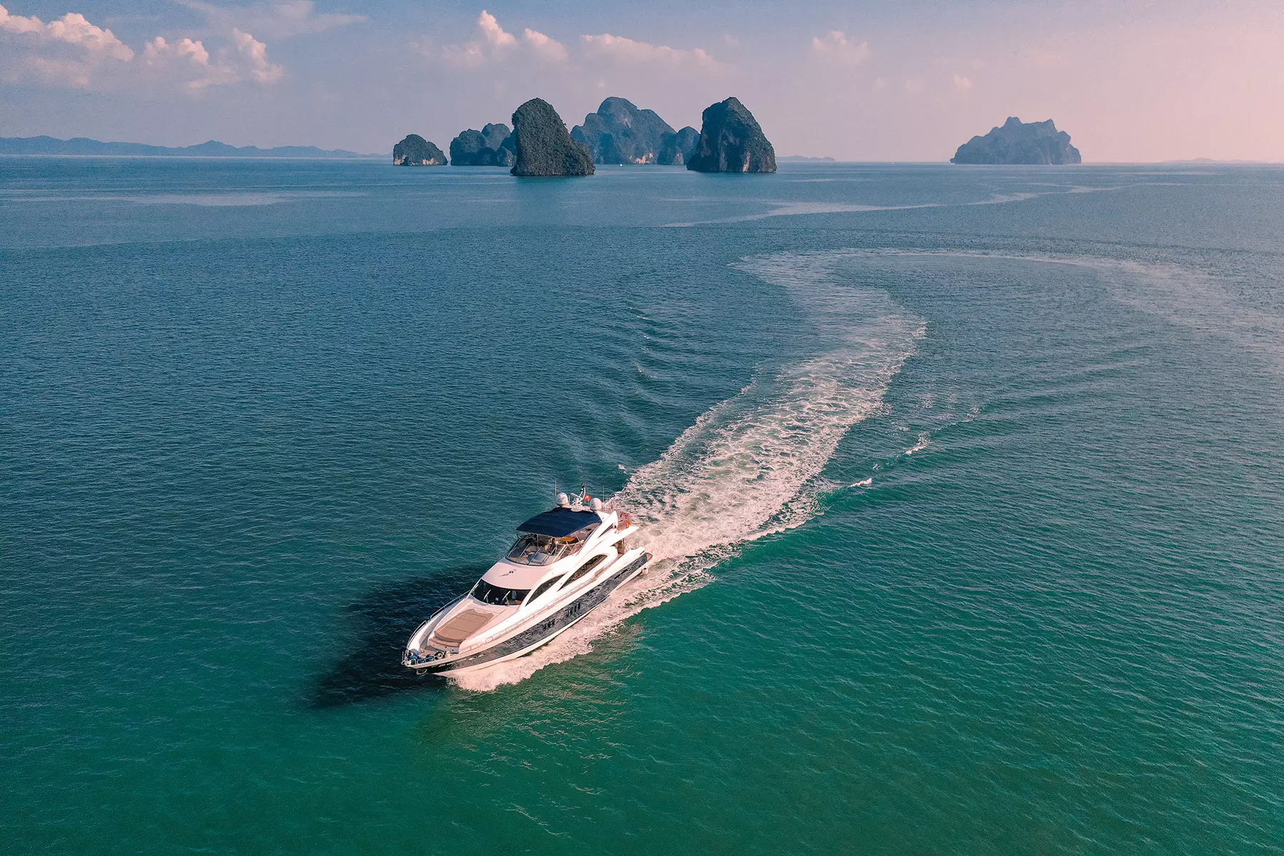 Pemandangan dari udara bot Major Affair dari Anantara Layan Phuket Resort, Thailand