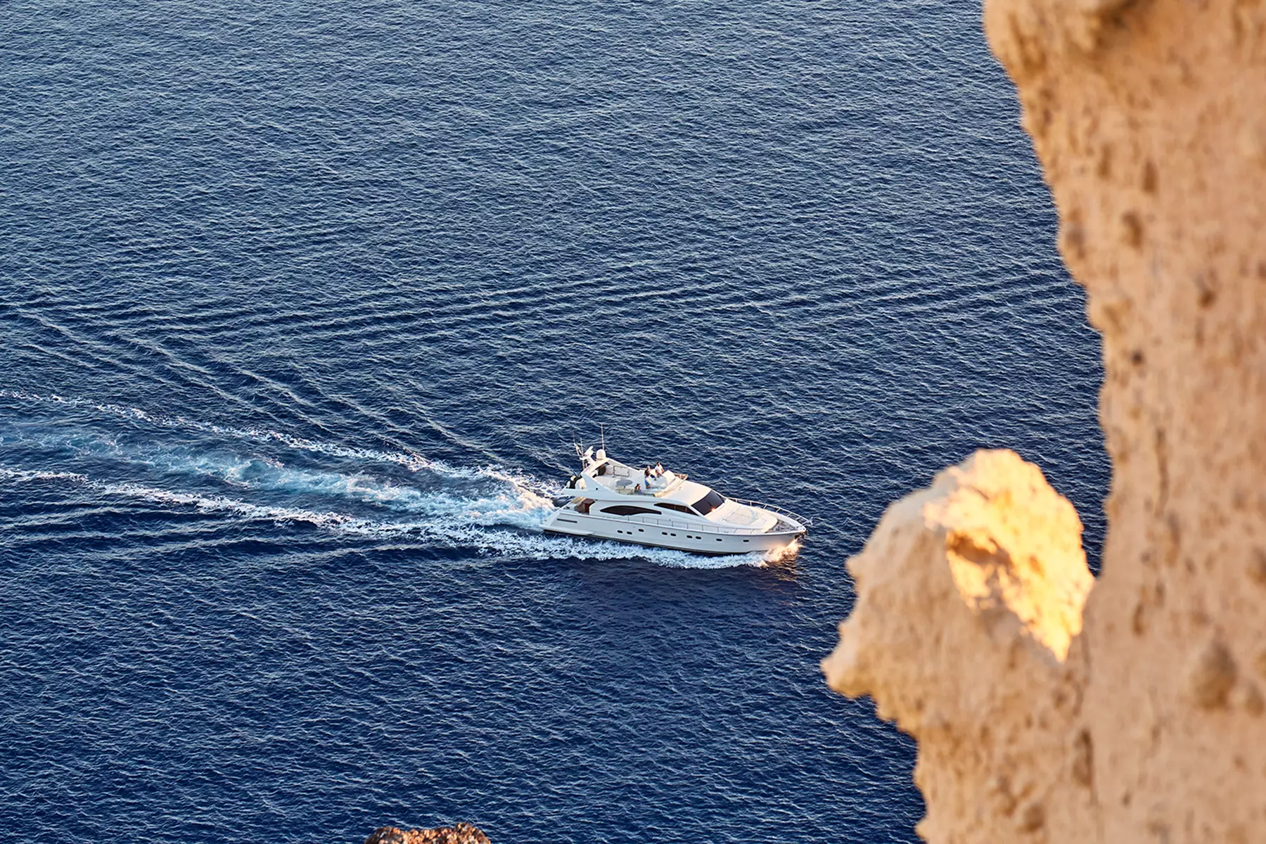 O Ferretti 731 de Canaves Oia em Santorini