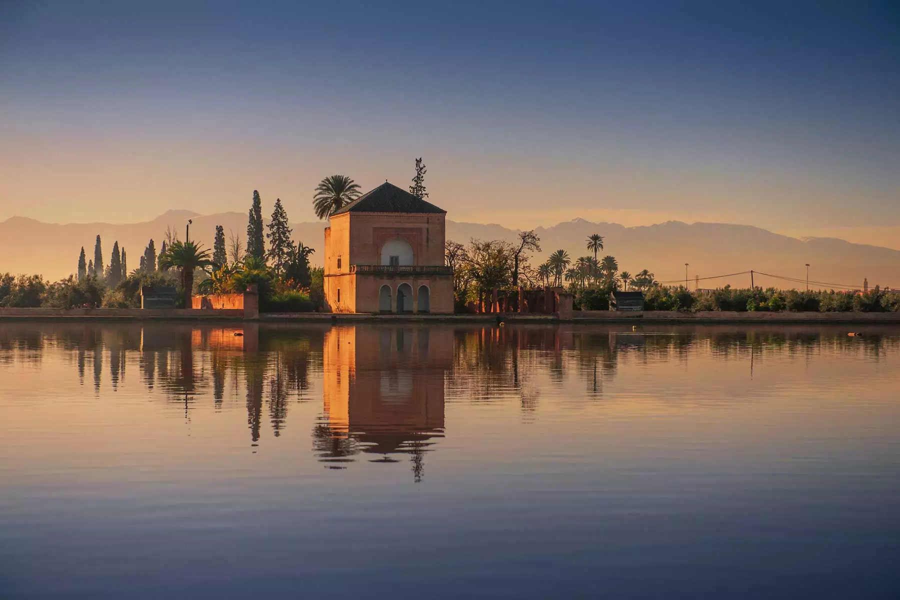 Menara Pavilion ndi Gardens, Marrakesh akuwunikira pamadzi