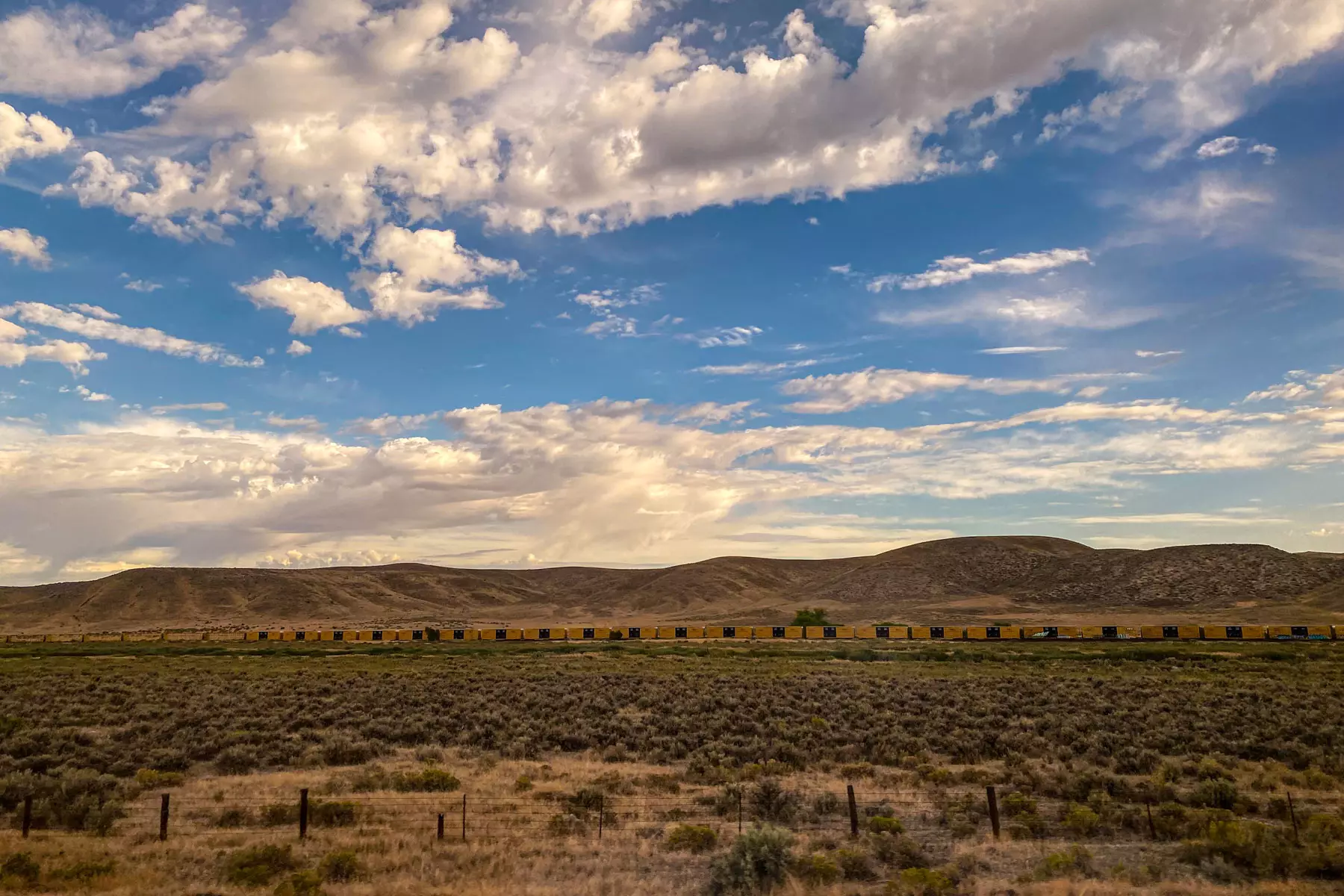 Vista de las montañas desde el vagón de tren