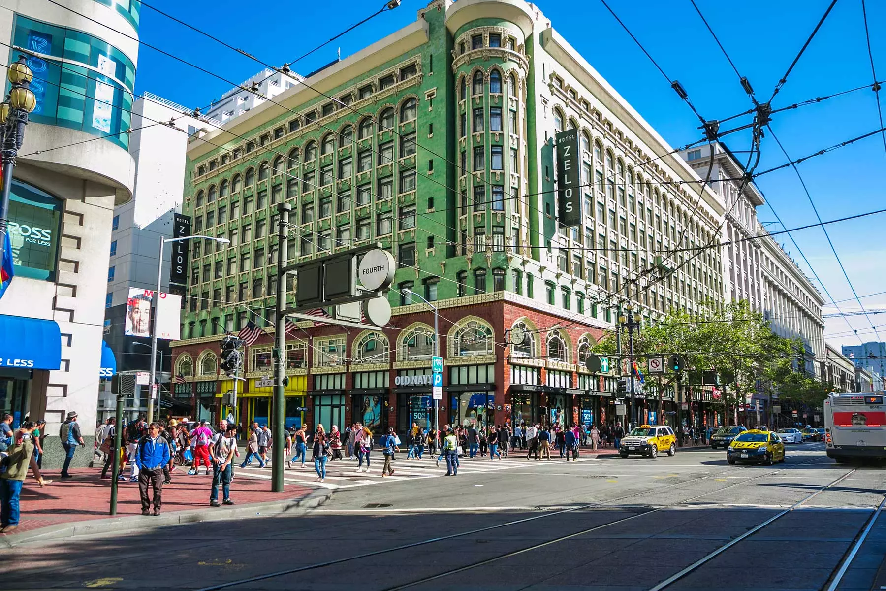 Merkata strato, ĉirkaŭ Union Square en San Francisco en suna tago