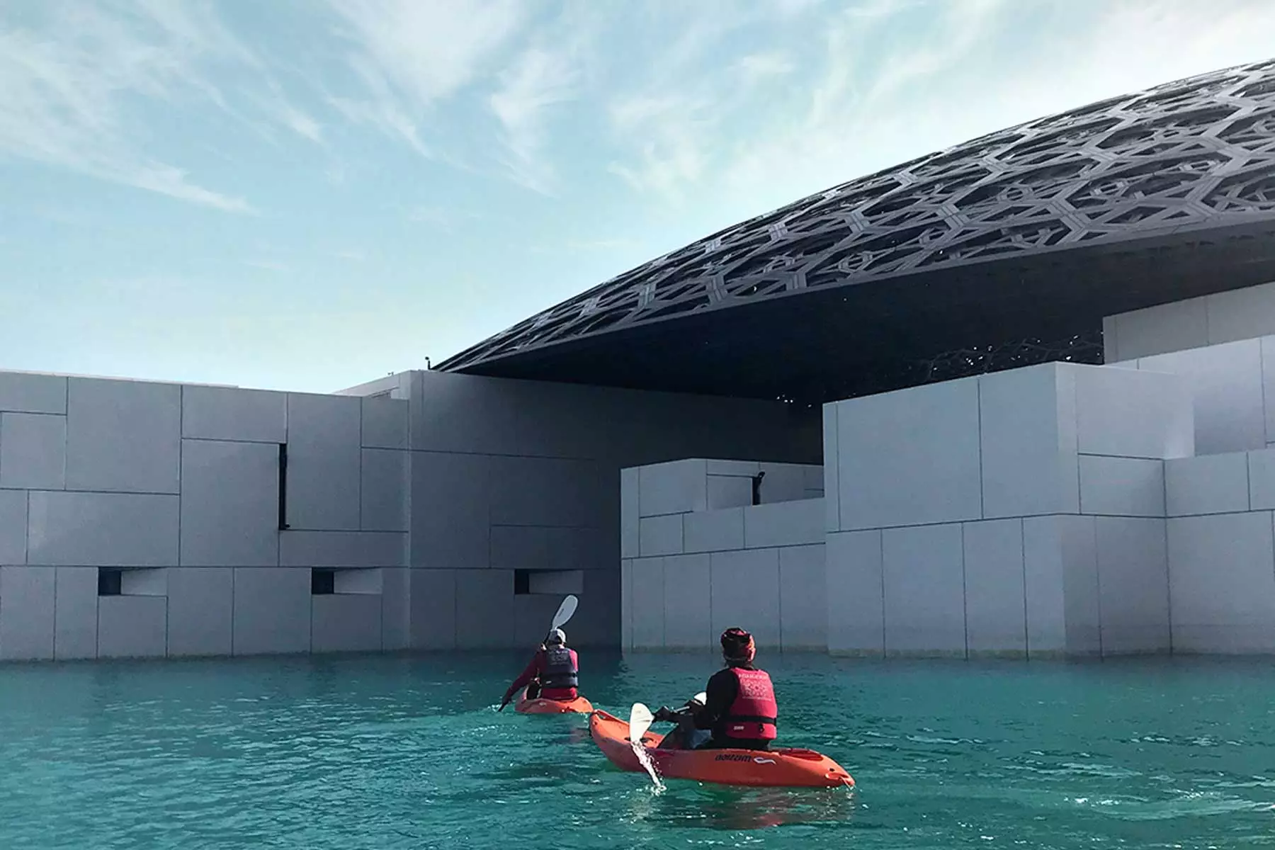 Eniyan meji Kayaking ni ayika Abu Dhabi