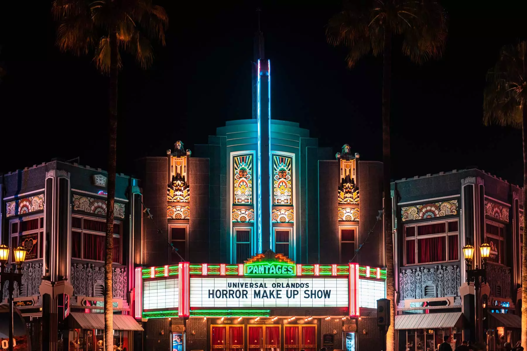 Кінотеатр з освітленням у нічний час. Сцена знята в парку розваг Universal Studios, який є основною туристичною визначною пам'яткою у штаті Флорида.