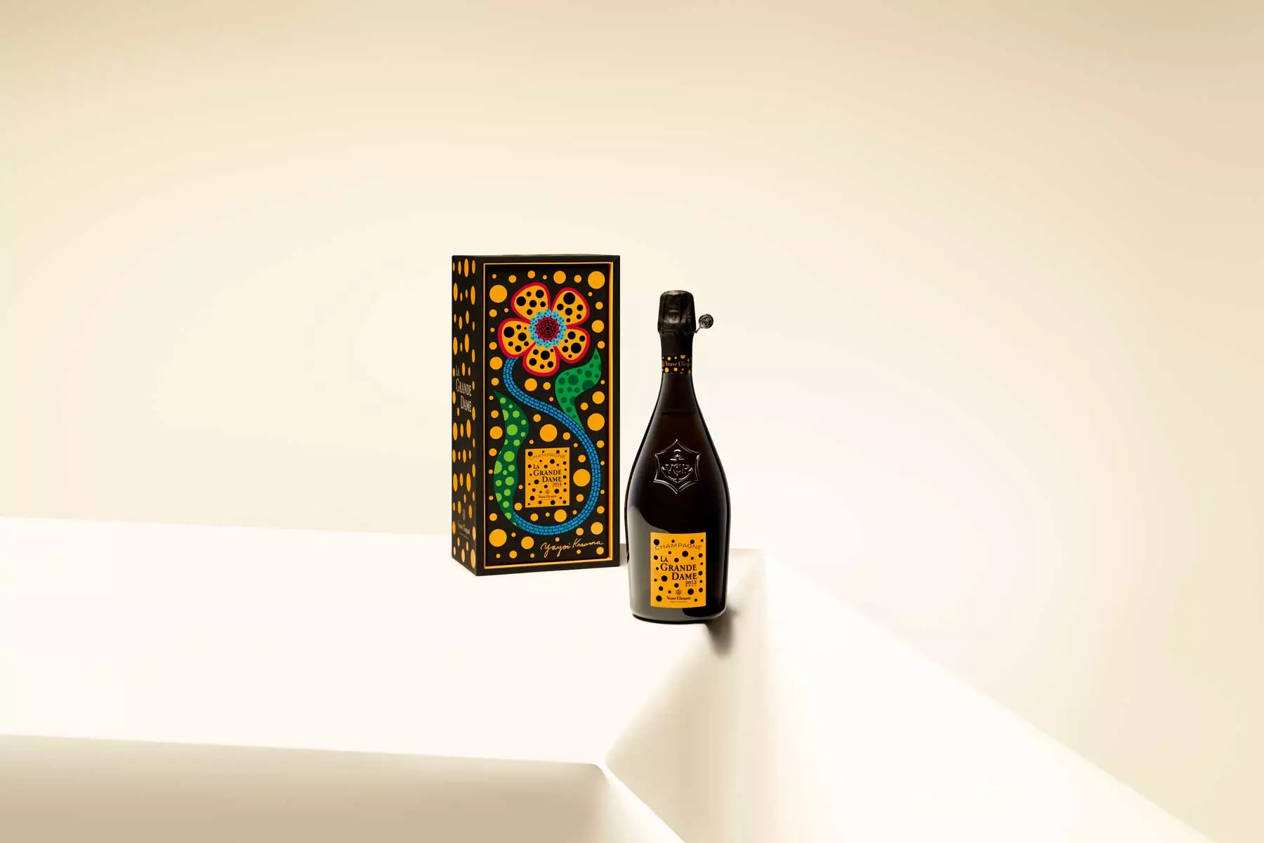 A garrafa de Veuve Clicquot desenhada por Yayoi Kusama ao lado de uma caixa especial