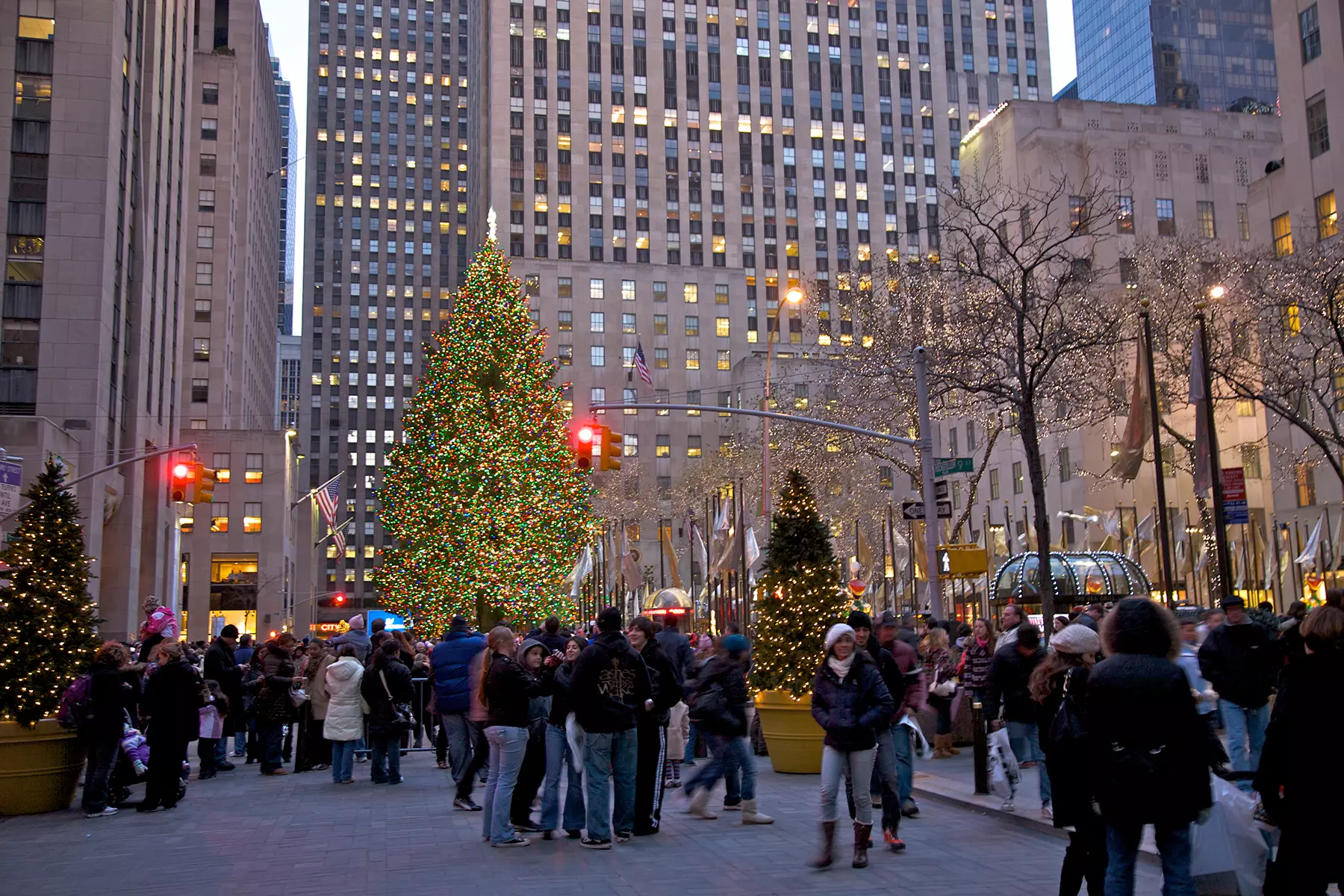 Mense wat die Kersboom by Rockefeller Center teen skemer bekyk, New York, NY,