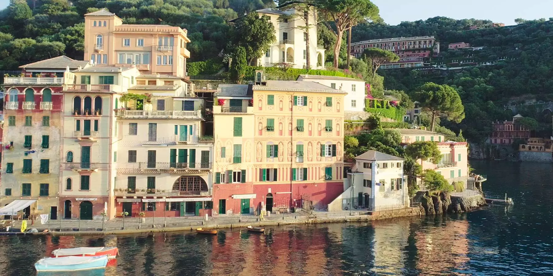 'Hotel Portofino' se seri televizyon chak vwayajè bezwen gade pandan ete sa a