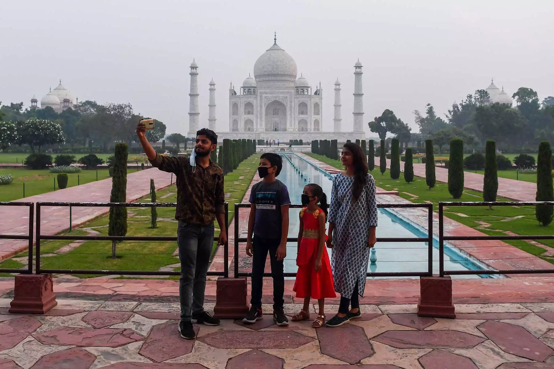 Sebuah keluarga yang terdiri dari empat orang mengunjungi Taj Mahal di Agra pada 21 September 2020.