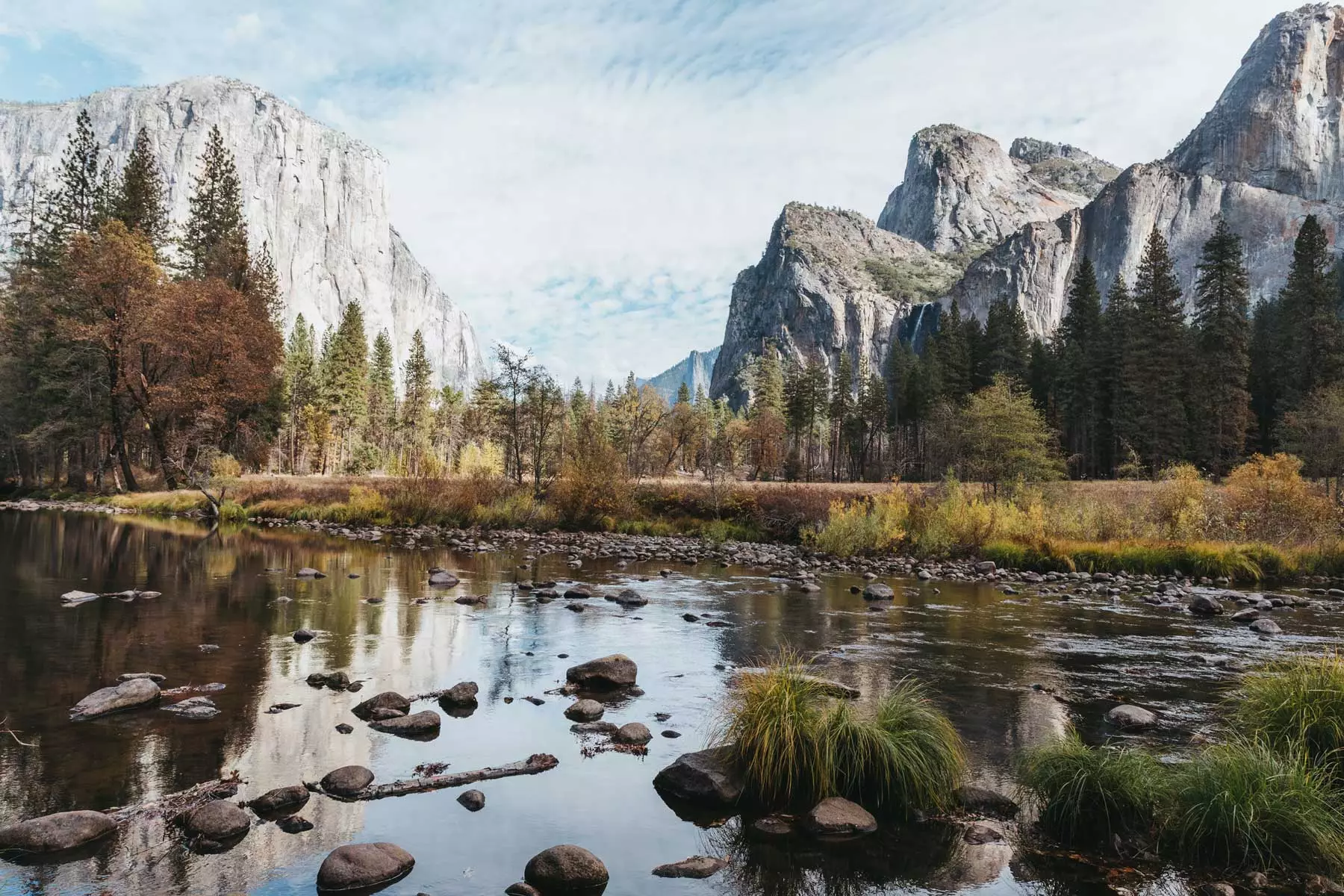 Utsikt över Yosemite-dalen i Yosemite National Park som visar berg, flod och säsongsbetonade träd