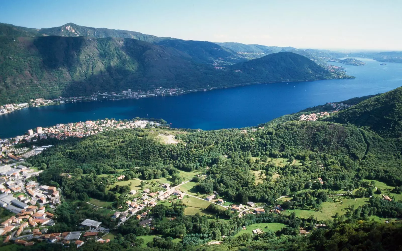 Orta Gölü, Quarna Sopra, Piedmont, İtalya'dan görüldüğü gibi