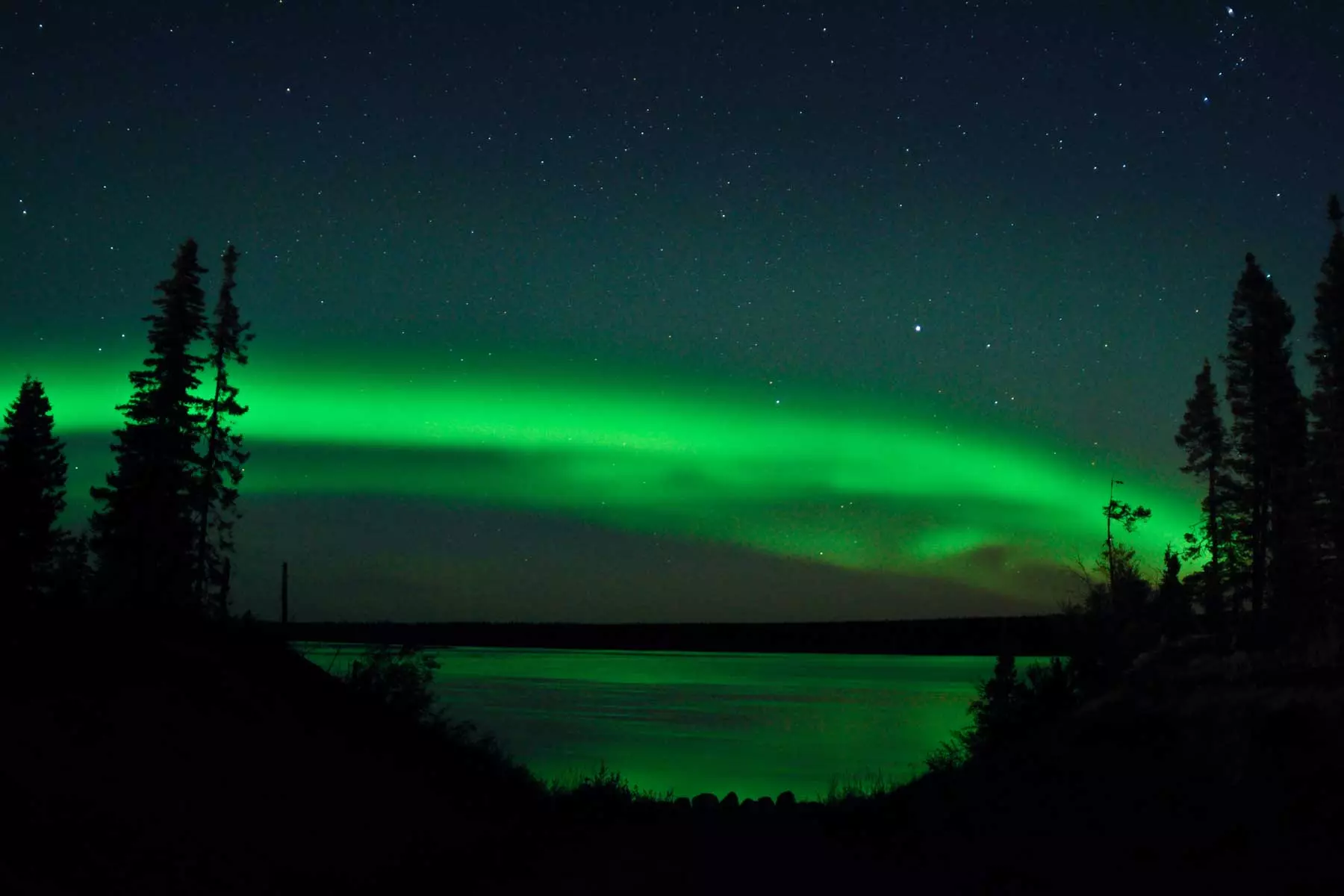 Noorderlicht weerspiegeld in een Canadese rivier
