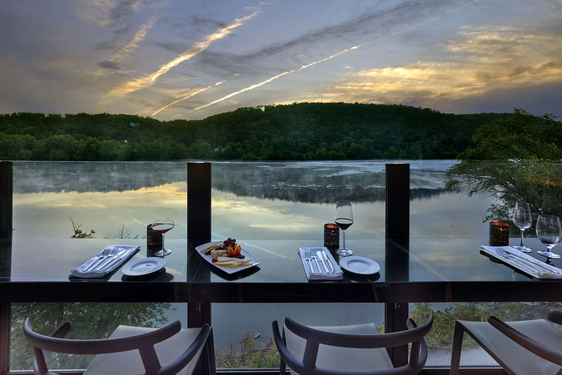 Posiłek nad rzeką w River House u Odette's