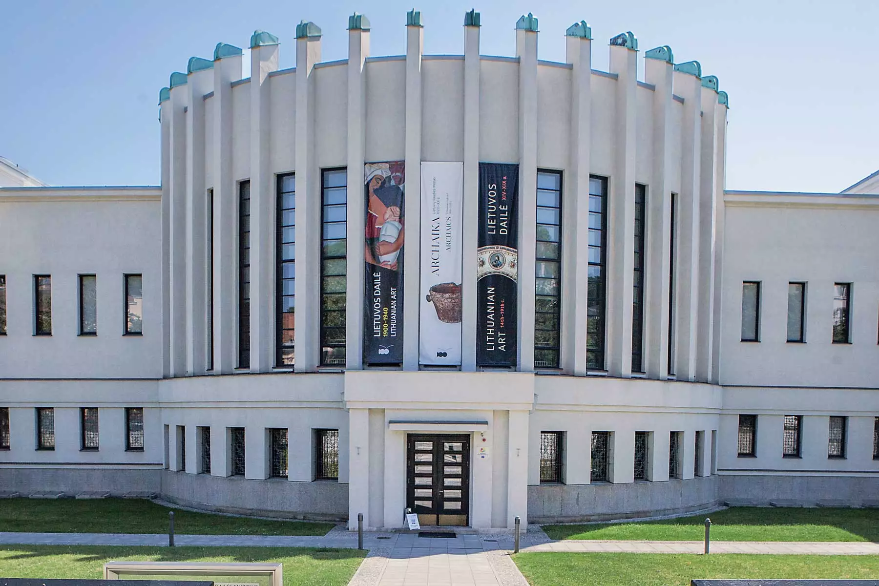 De witte Art Deco-gevel van het M. K. Čiurlionis National Museum of Art in Kaunas, Litouwen