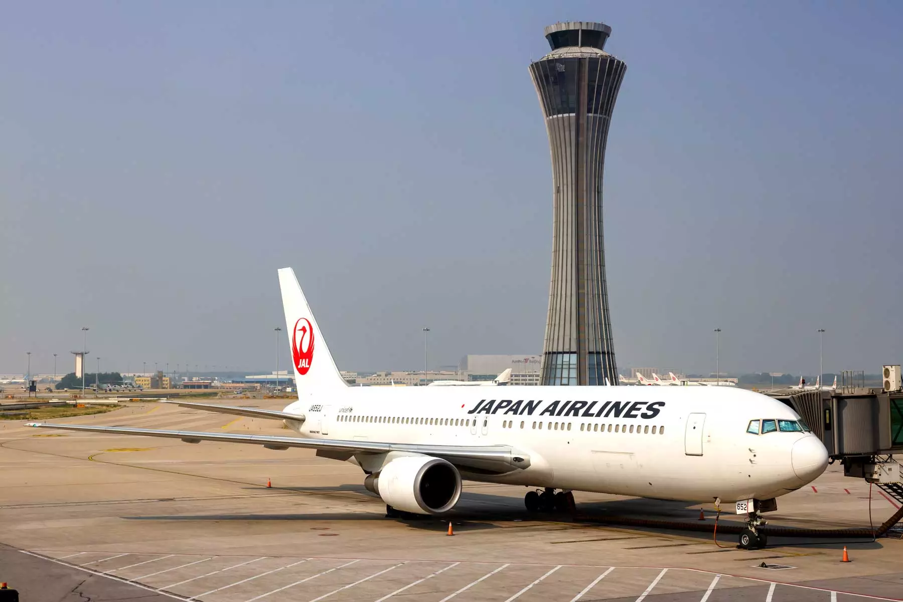 Japan Airlines Boeing 767-300ER aviadilo en Beijing Capital flughaveno