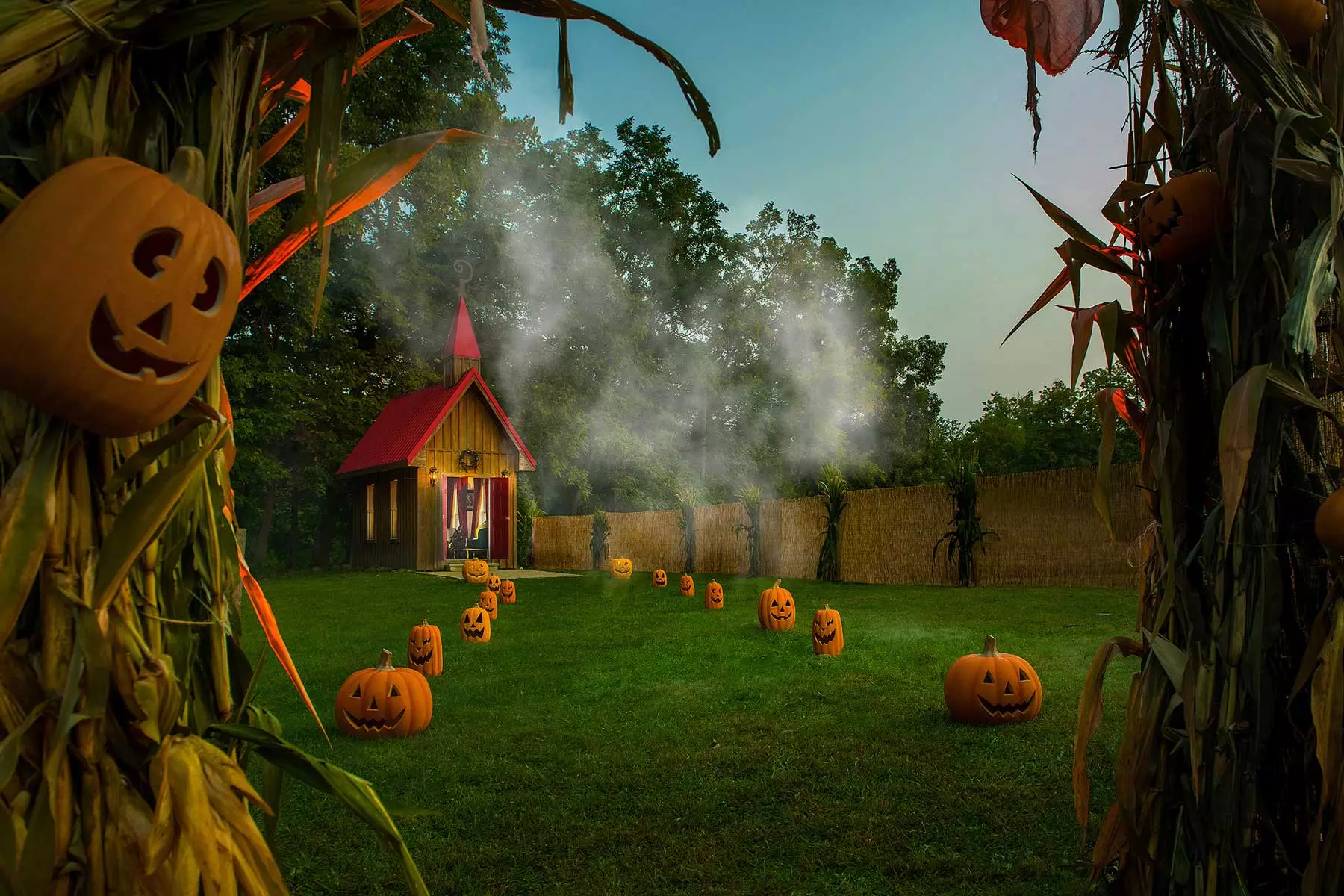 Gelitaanka Airbnb oo leh jack-o-lanterns iyo caws galley