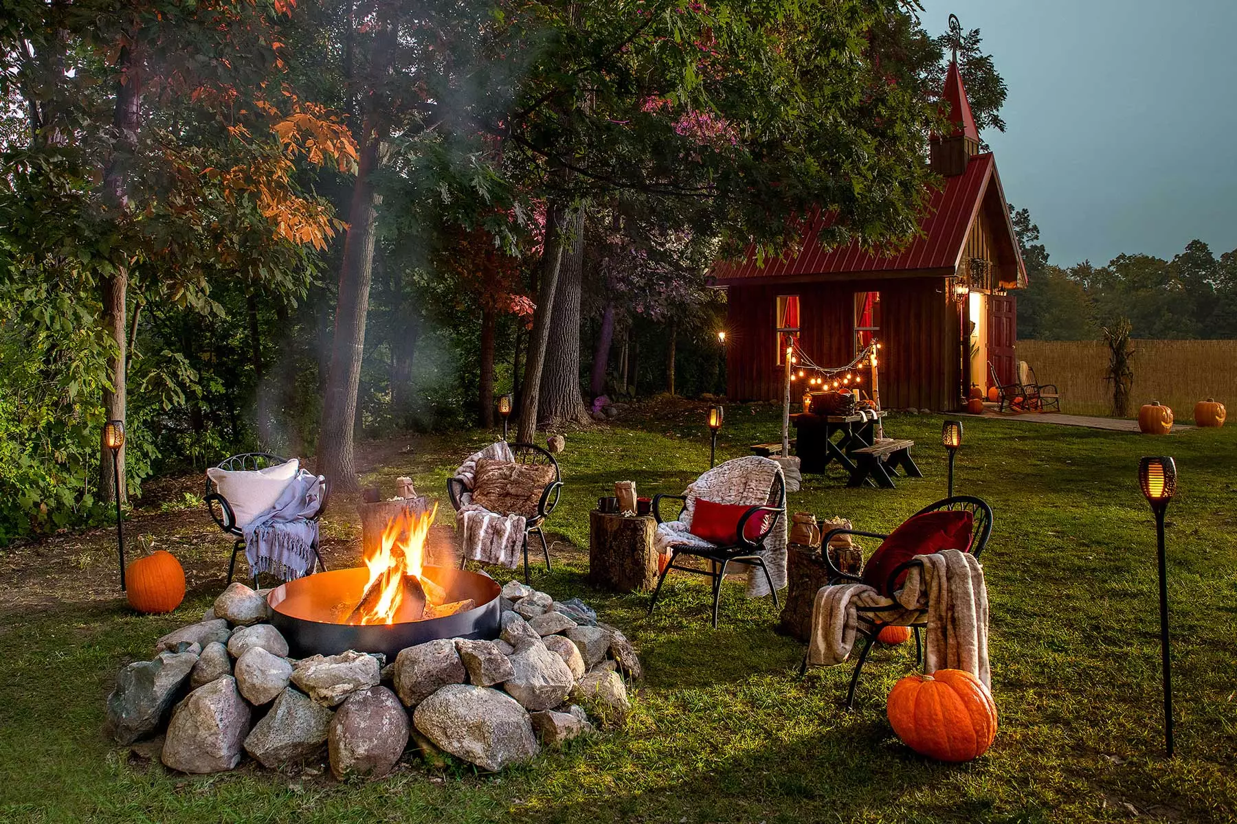 Airbnb in Hell, Michigan ஒரு வெளிப்புற நெருப்பிடம்