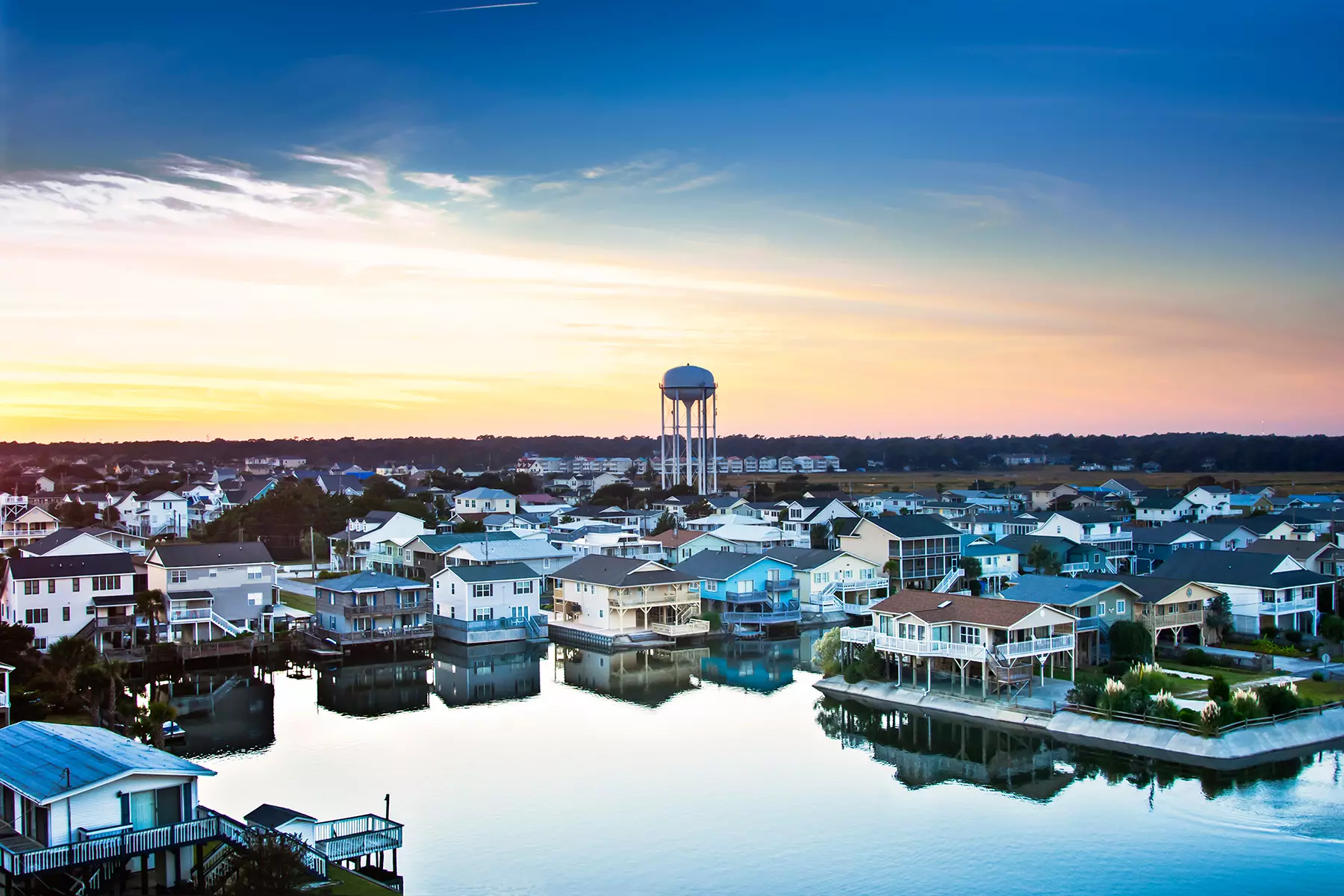 Suíonn tithe feadh góilín sáile i North Myrtle Beach, Carolina Theas.