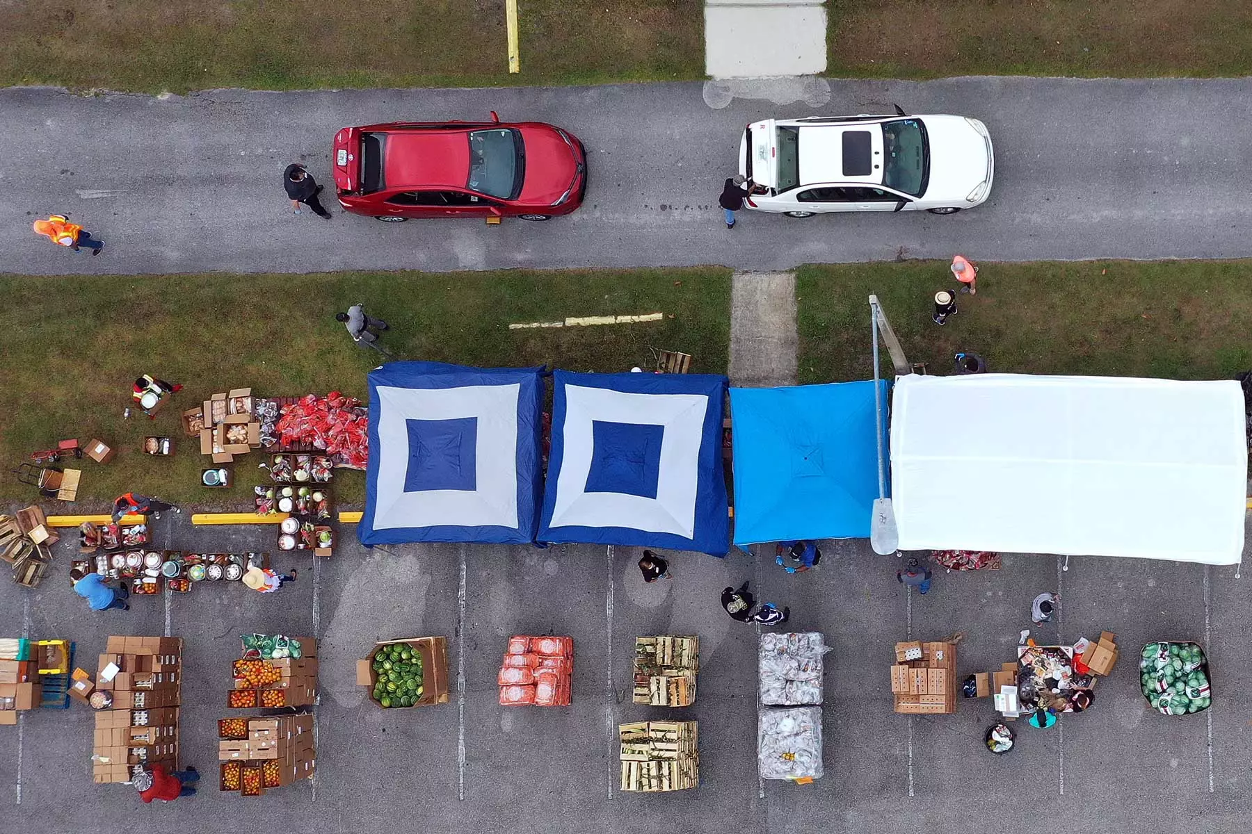 في هذا المنظر الجوي ، يقوم متطوعون بتوزيع الطعام من بنك Second Harvest Food Bank في وسط فلوريدا