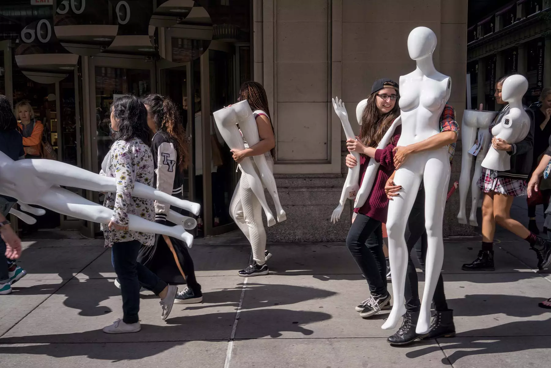 Melissa O'Shaughnessy'nin Nyu Yorkdakı Küçə Fotoşəkilləri, Mükəmməl Qəriblər kitabından