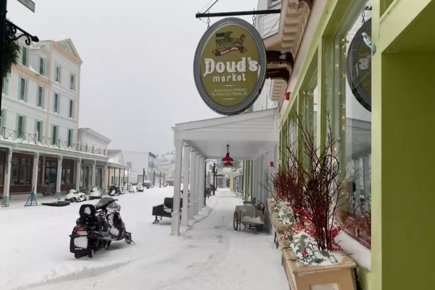 Mackinac Island binnenstêd bedekt mei snie