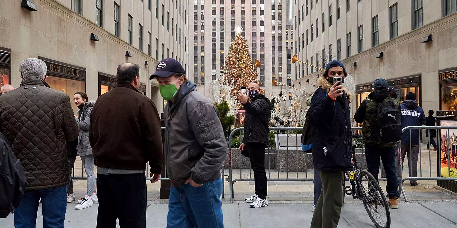 Dawn ir-Ritratti Jippruvaw Li l-Ispirtu tal-Festi Huwa Ħaj u Tajjeb fi New York City