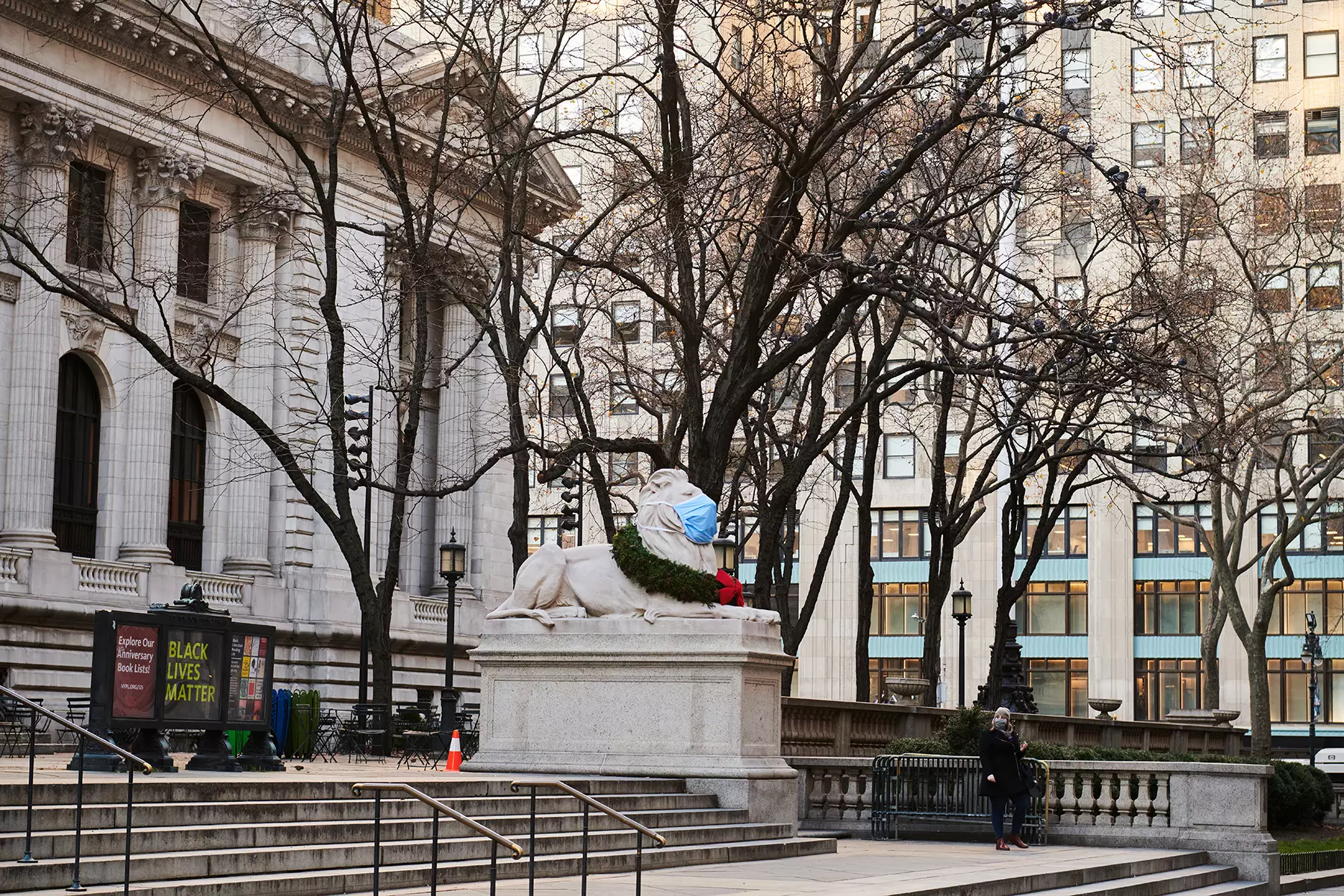 De meast leaflike iepenbiere skulptueren fan New York, Patience & Fortitude herinnerje besikers oan 5th Avenue om wach te bliuwen mei masker dy't dit fekânsjeseizoen drage.