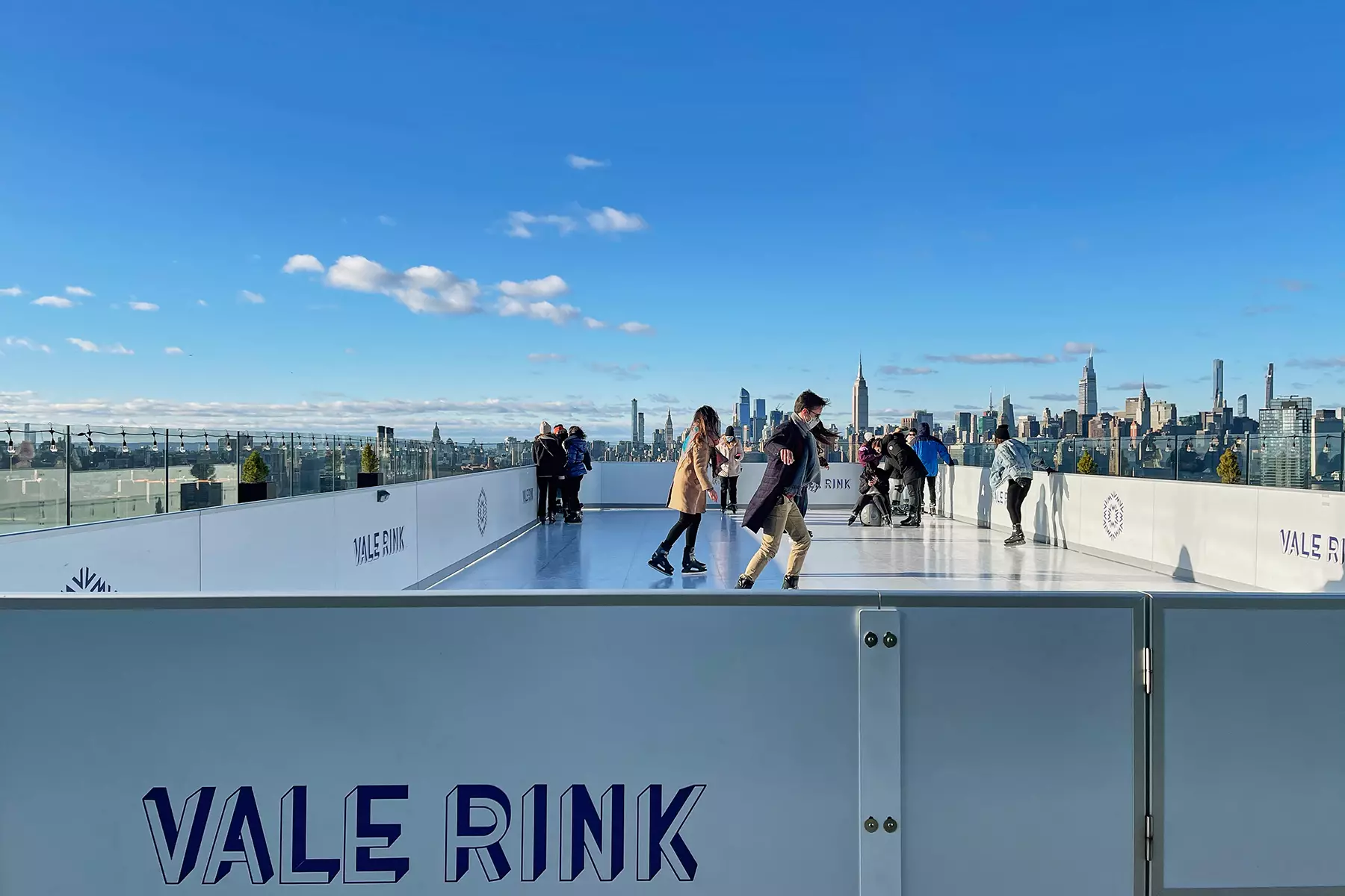 Дээвэр дээр Brooklyn's Vale Hotel Ice Rink