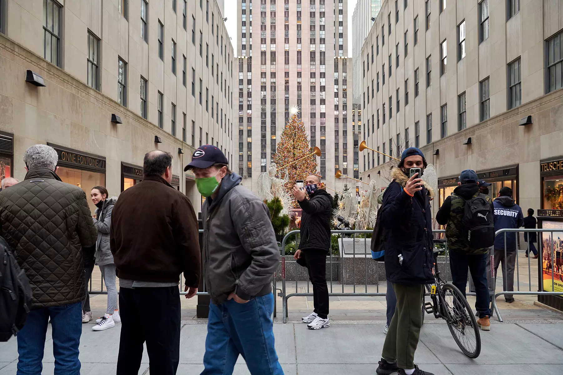 Vizitè yo ap jwi Rockefeller Center.