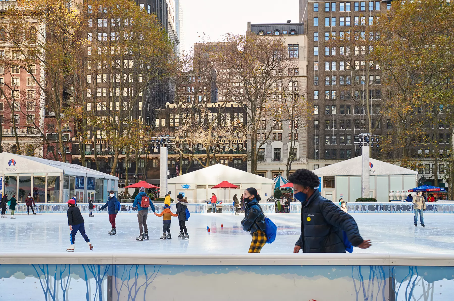 Scátálaithe ag baint suilt as na sluaite níos éadroime ag Sráidbhaile Geimhridh Bryant Park i mbliana.