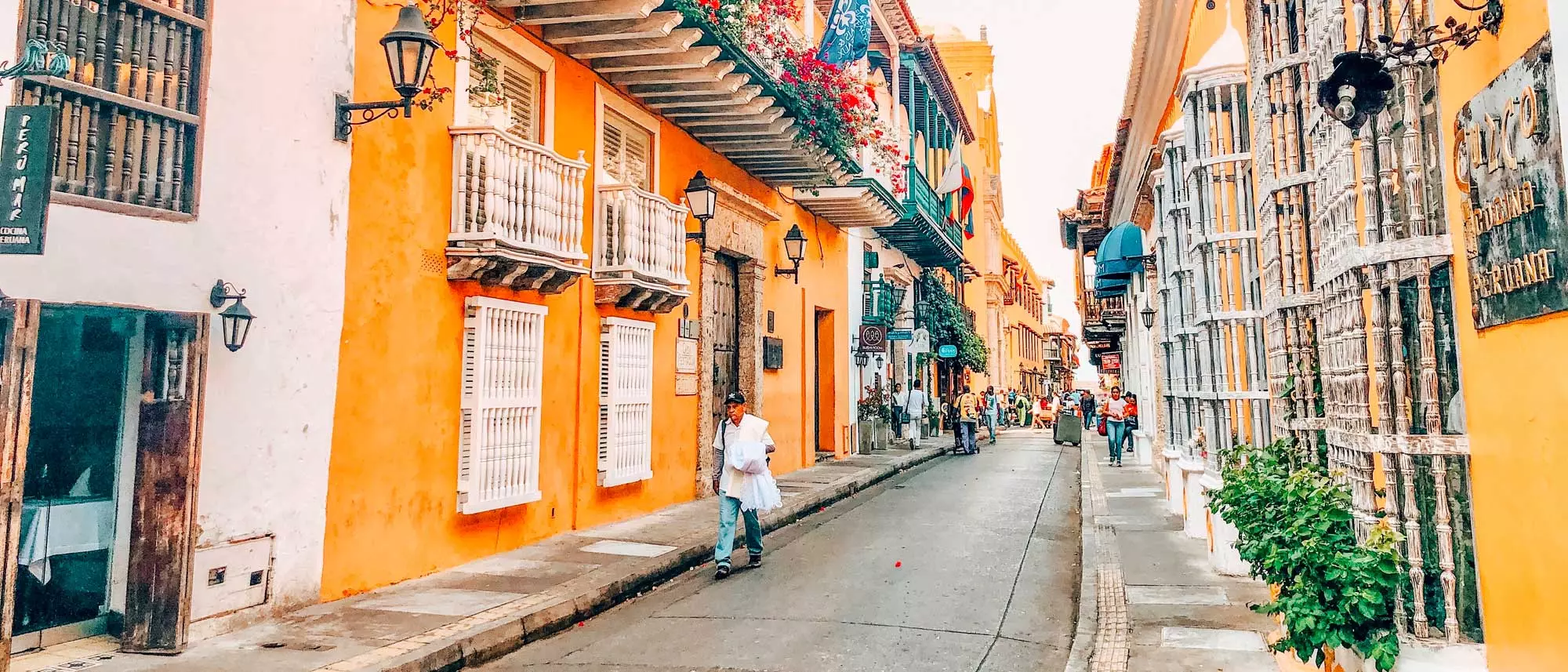 Moški, ki hodi po ulici znamenitega zgodovinskega mesta Cartagena v Kolumbiji