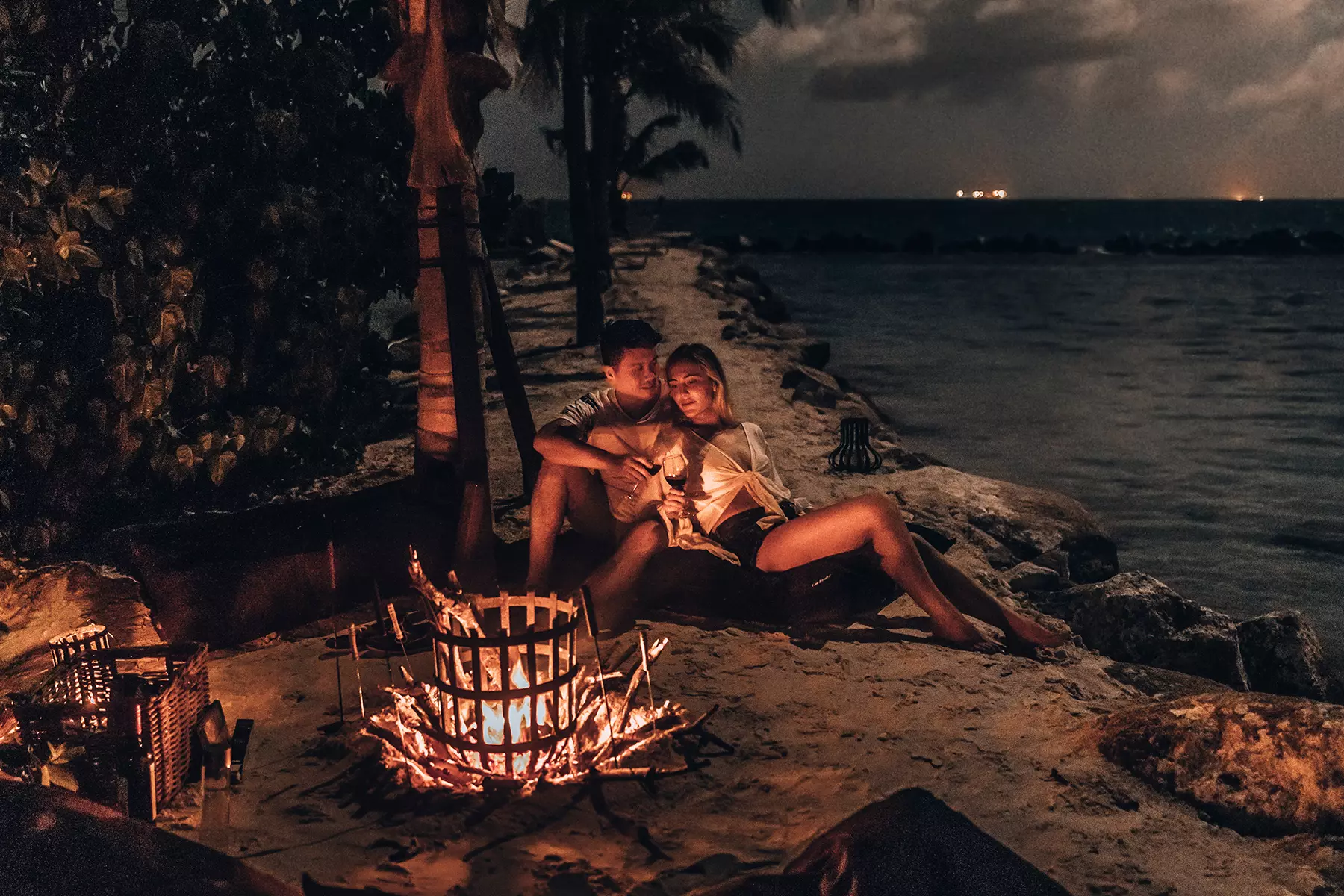 Ein Paar genießt die Feuerstelle im Renaissance Wind Creek Aruba Resort