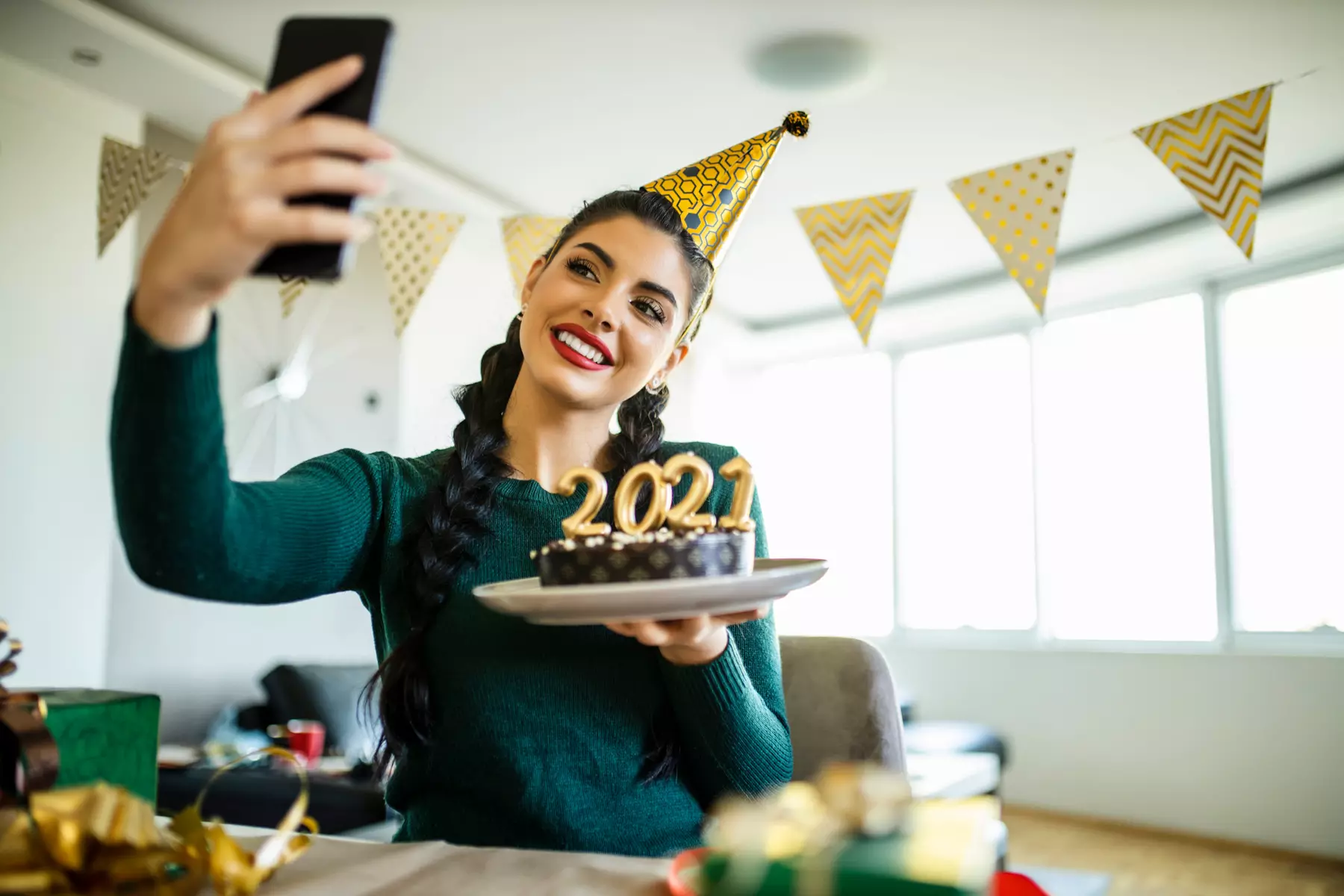 Žena ima videopoziv dok se priprema za Novu godinu