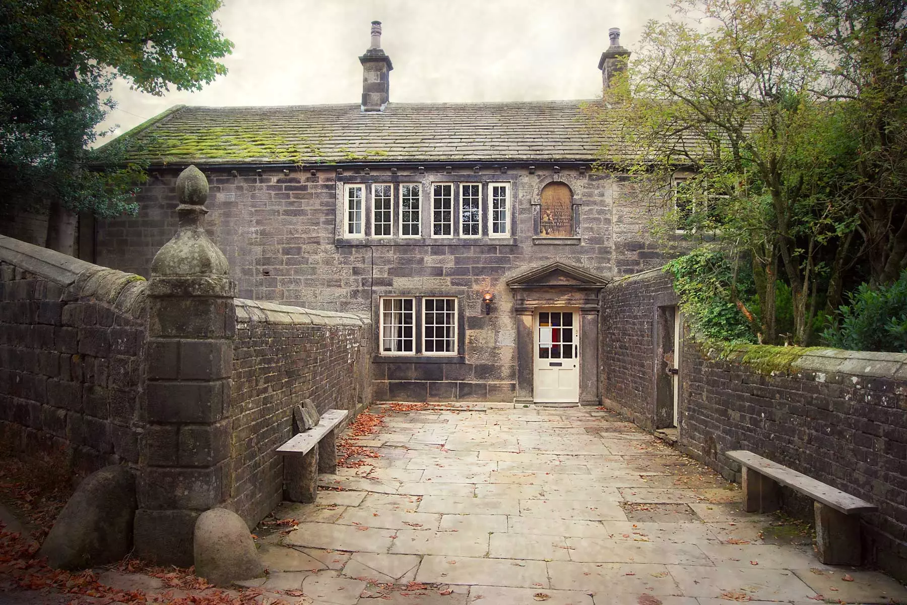 خانهای تاریخی در نزدیکی هاورث، یورکشایر غربی، انگلستان با ارتباطات زیادی با خواهران ادبی برونته که در قرن نوزدهم زندگی میکردند.