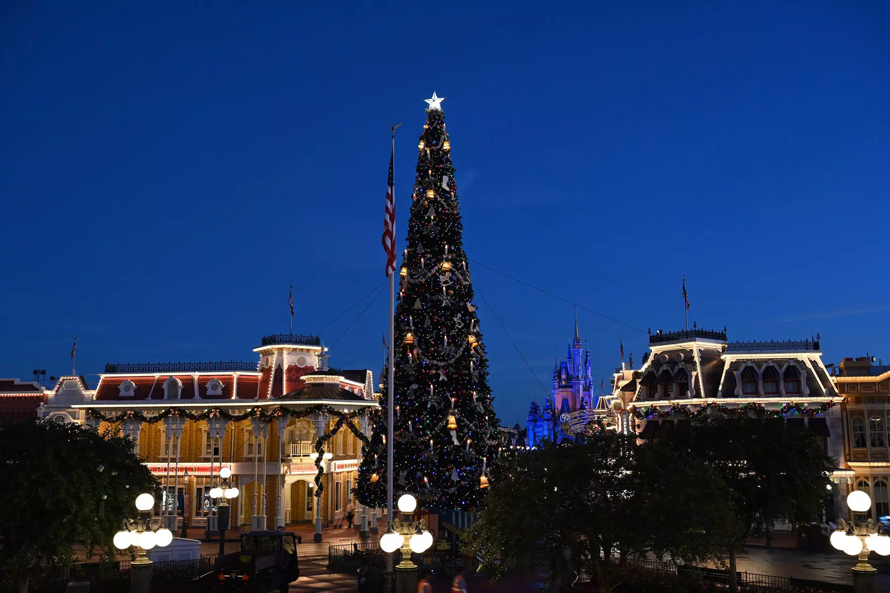 Tógtar maisiúchán Oíche Shamhna síos agus cuirtear maisiúcháin saoire ina áit in aon oíche amháin ar feadh Phríomhshráid Disney.