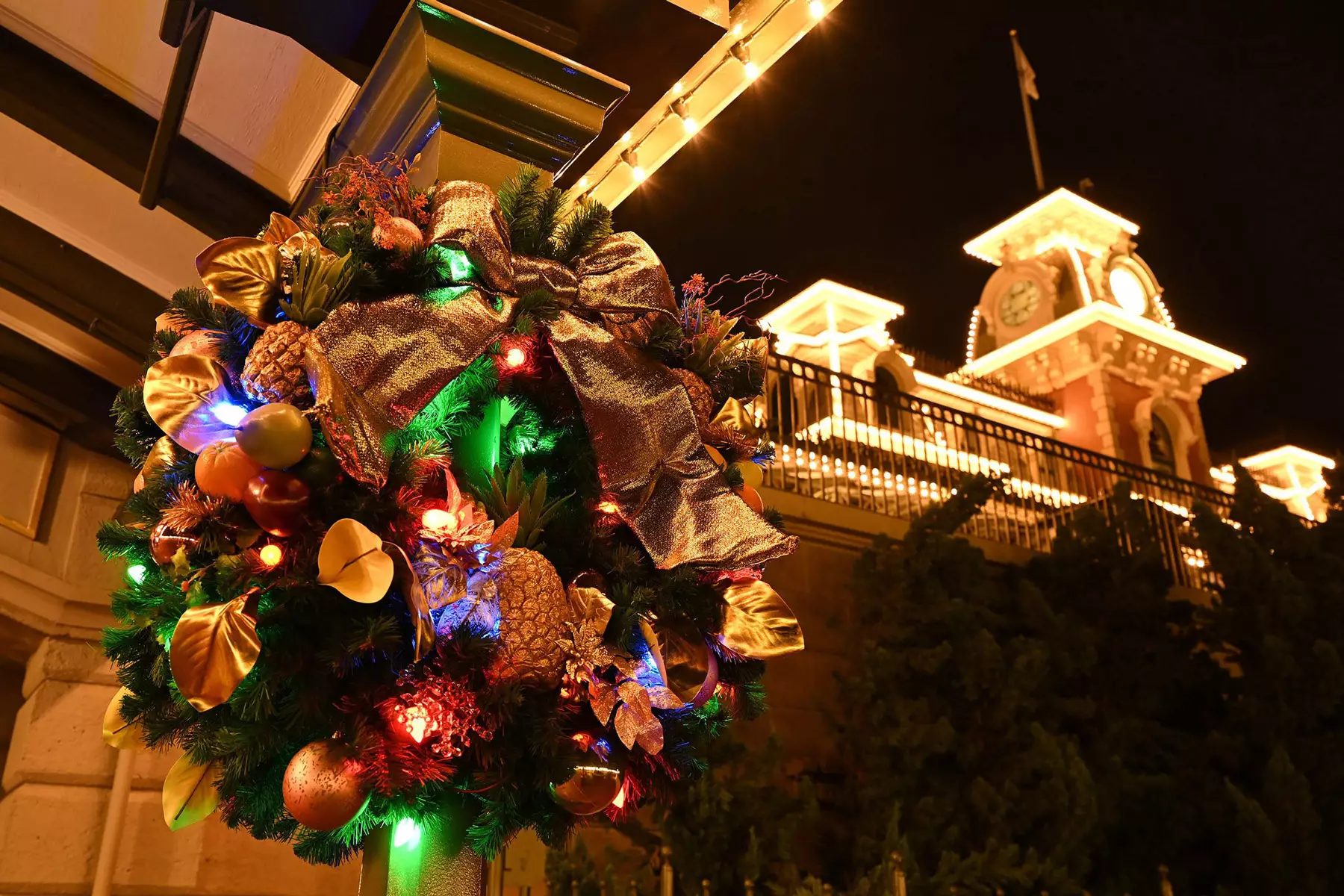 L'arredamento di Halloween viene smontato e sostituito con decorazioni natalizie tutto in una notte lungo la Main Street della Disney.