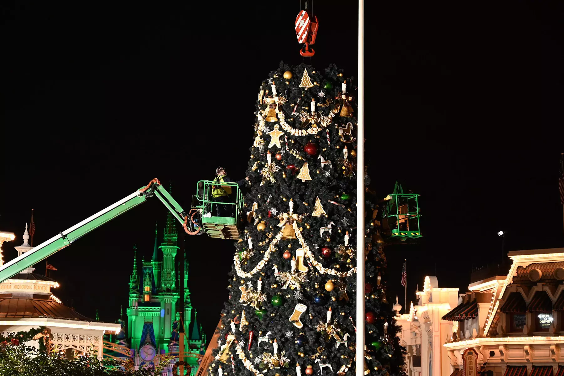 Tógtar maisiúchán Oíche Shamhna síos agus cuirtear maisiúcháin saoire ina áit in aon oíche amháin ar feadh Phríomhshráid Disney.