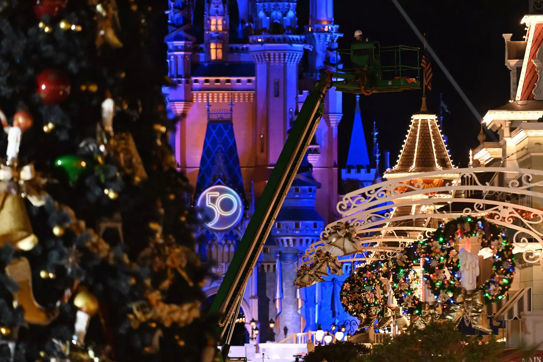 L'arredamento di Halloween viene smontato e sostituito con decorazioni natalizie tutto in una notte lungo la Main Street della Disney.