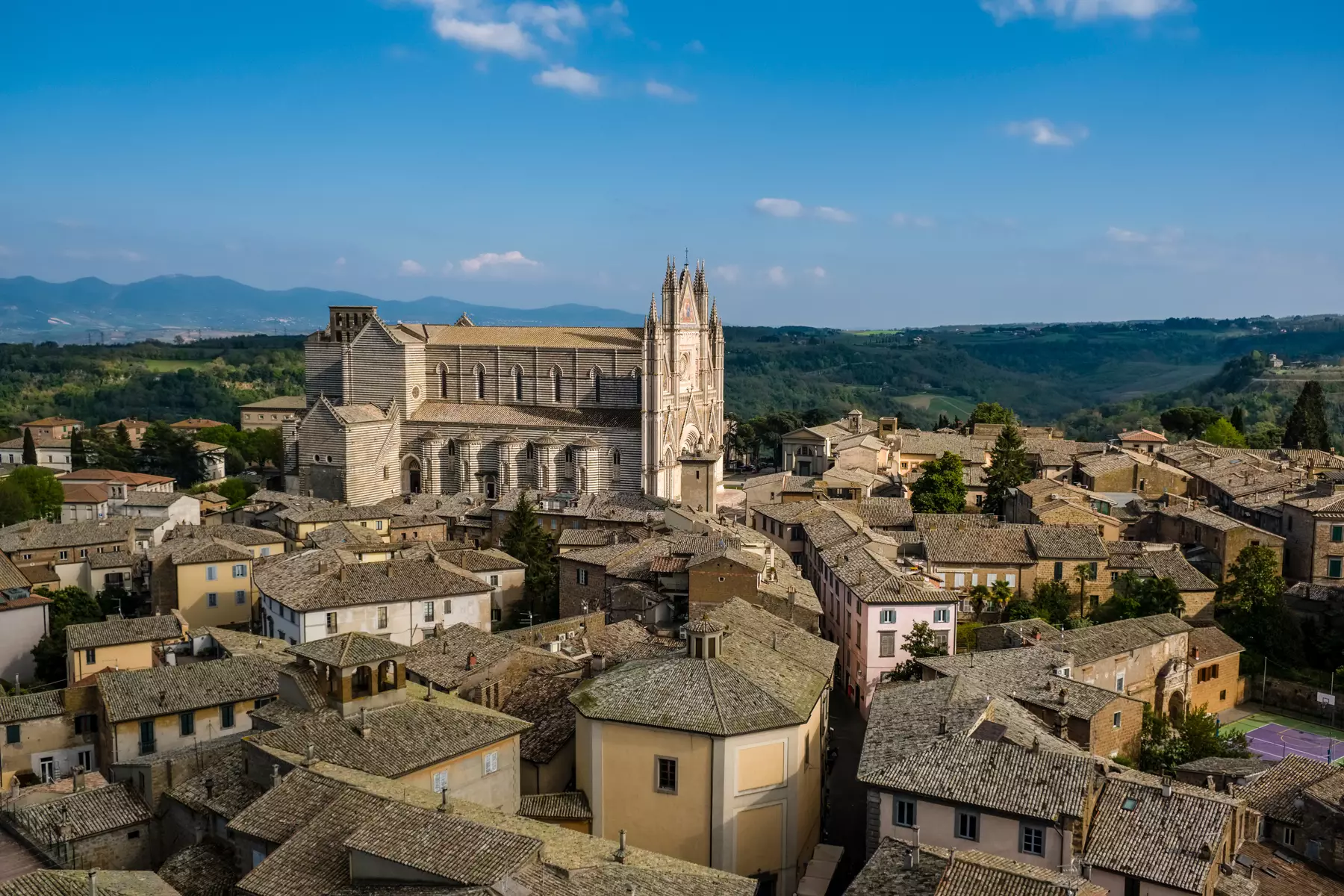 Mtazamo wa angani wa mji wa medieval na Kanisa Kuu la Orvieto huko Umbria, Italia