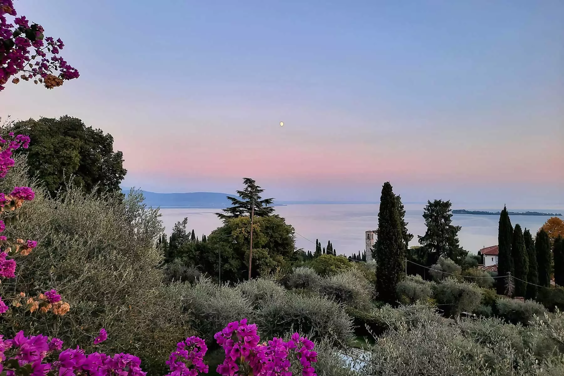 Ziwa Garda pamoja na Buganvillea kama inavyoonekana kutoka Gardone Riviera jioni