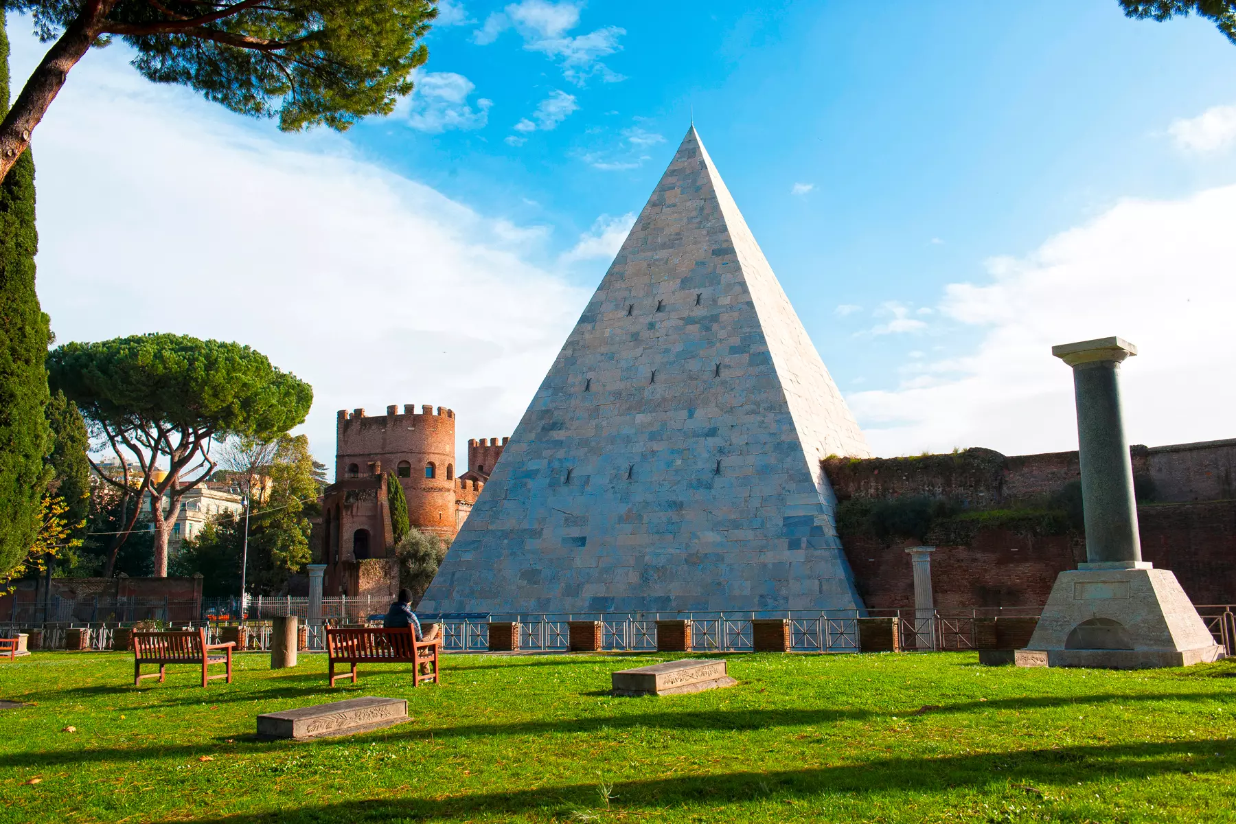 Cimitero Acattolico. Makaburi yasiyo ya Kikatoliki ya Roma. Pia huitwa Makaburi ya Kiprotestanti ya Kiprotestanti au Cimitero degli Inglesi Englishmen's Cemetery. Makaburi ya Ulaya