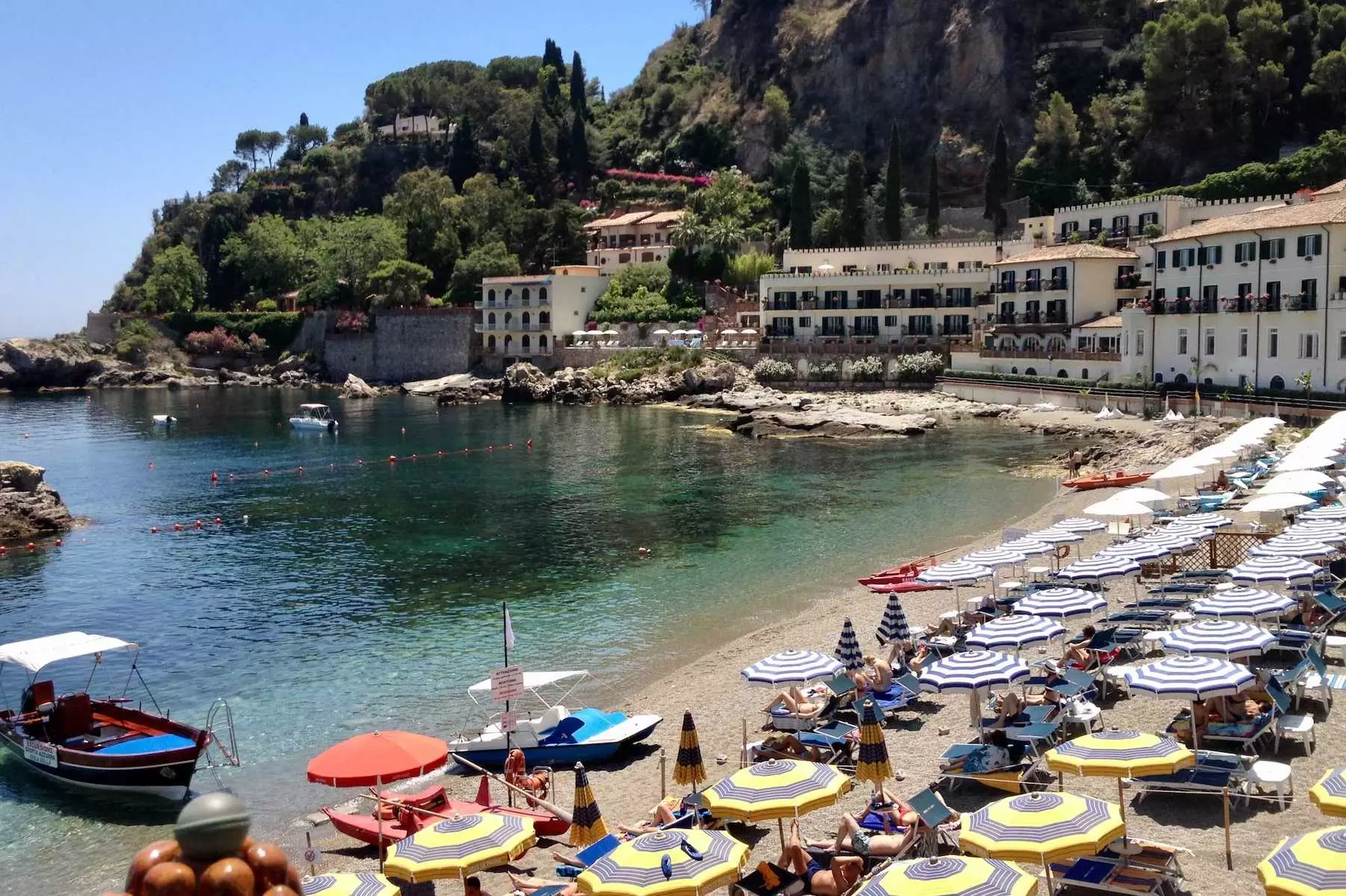 Lido La Caravella plaĝo Taormina Sicilio