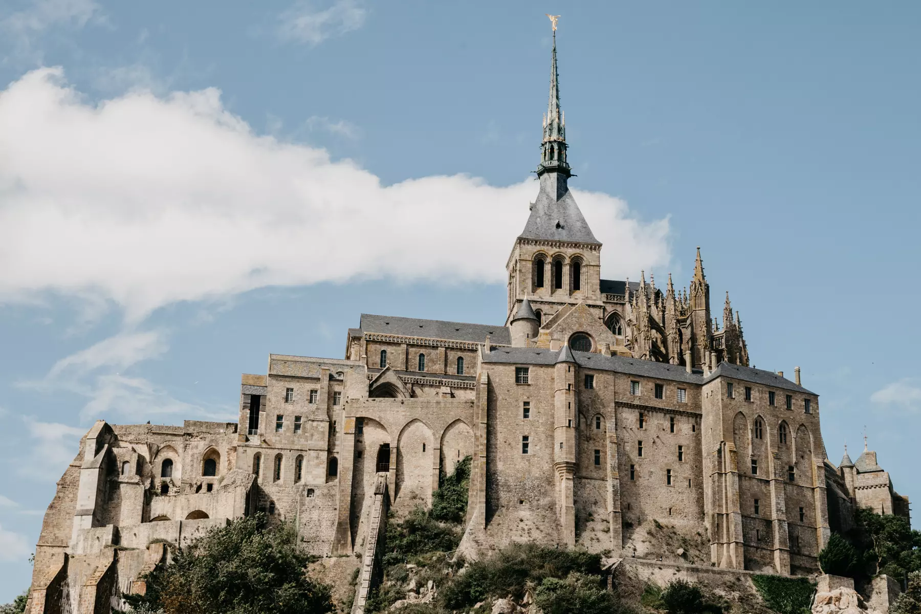 Starověký hrad a kostel na vrcholu hory ve Francii